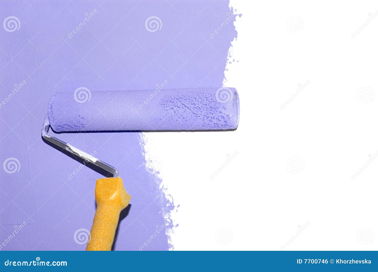 Pintando Uma Parede Com Um Rolo Isolada Foto de Stock - Imagem de moda ...