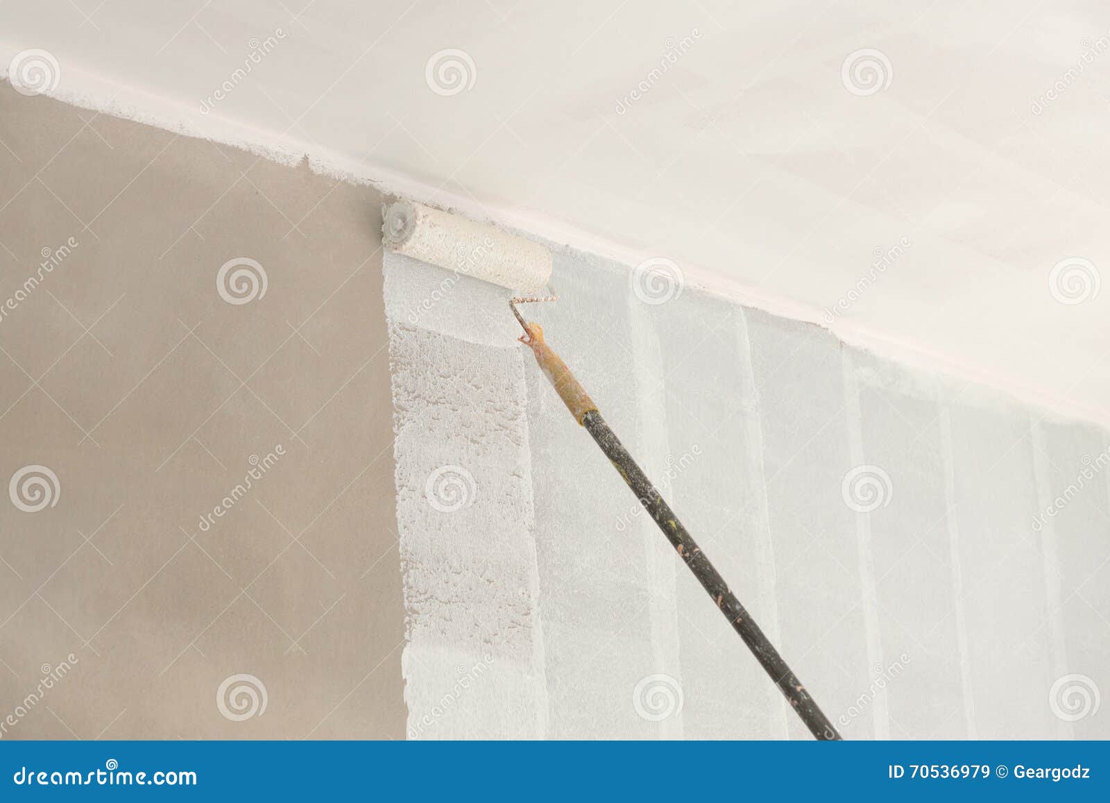 Pintando Uma Parede E Um Teto Com Rolo Imagem de Stock - Imagem de ...