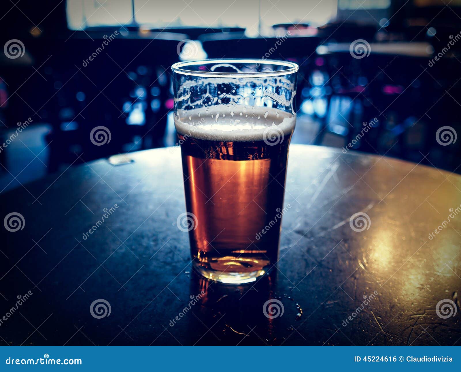 Pinte de bière photo stock. Image of pinte, pâle, glace - 45224616