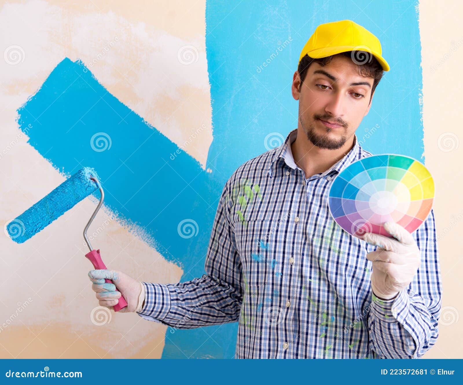 Pintor Pintando La Pared En Casa Imagen de archivo - Imagen de brocha ...