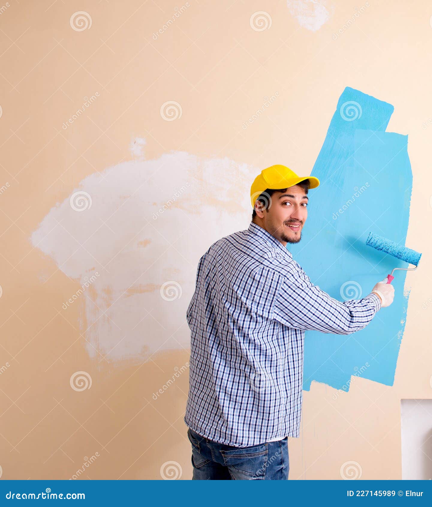Pintor Pintando La Pared En Casa Imagen de archivo - Imagen de pintura ...
