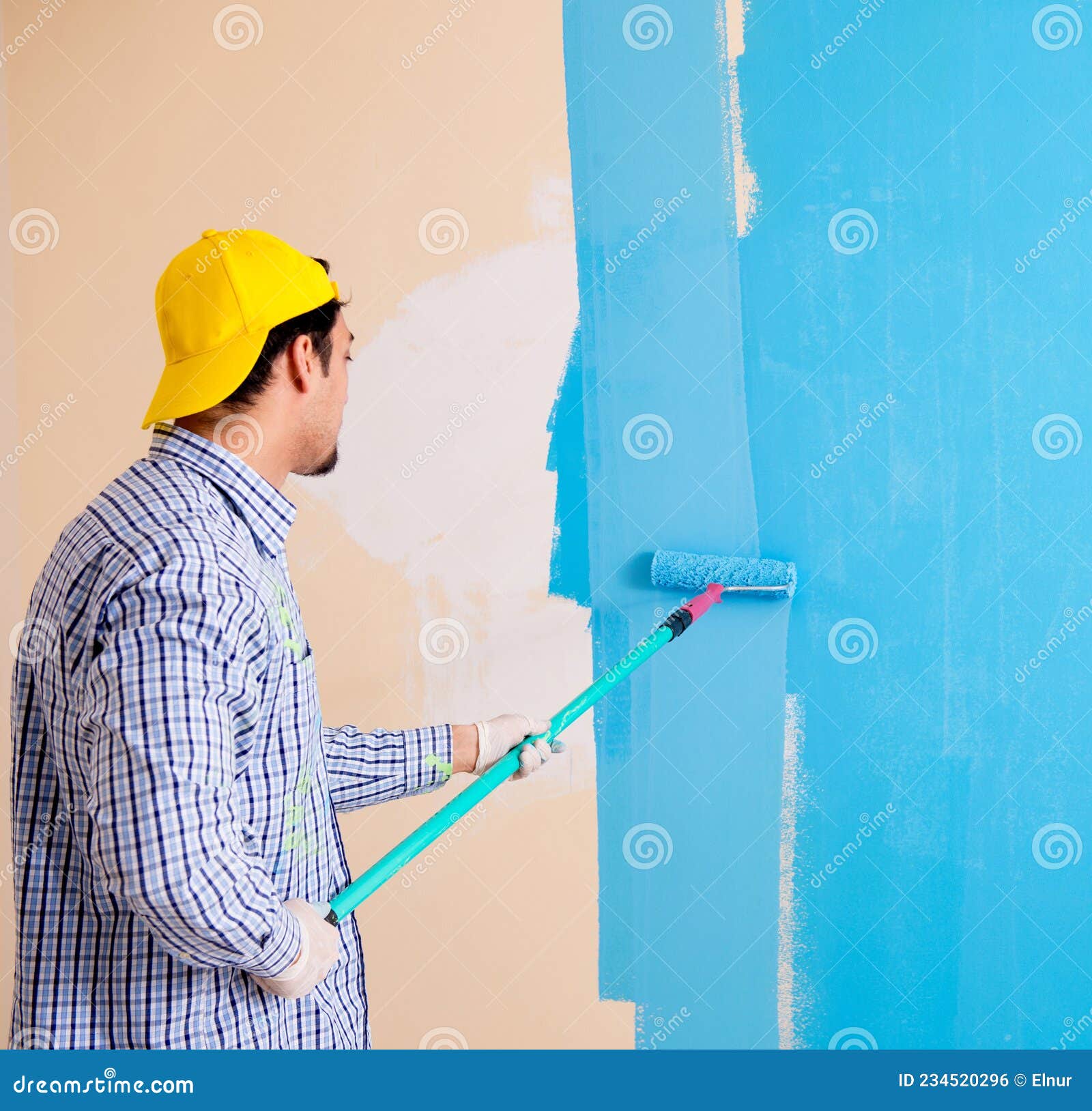 Pintor Pintando La Pared En Casa Foto de archivo - Imagen de mejora ...
