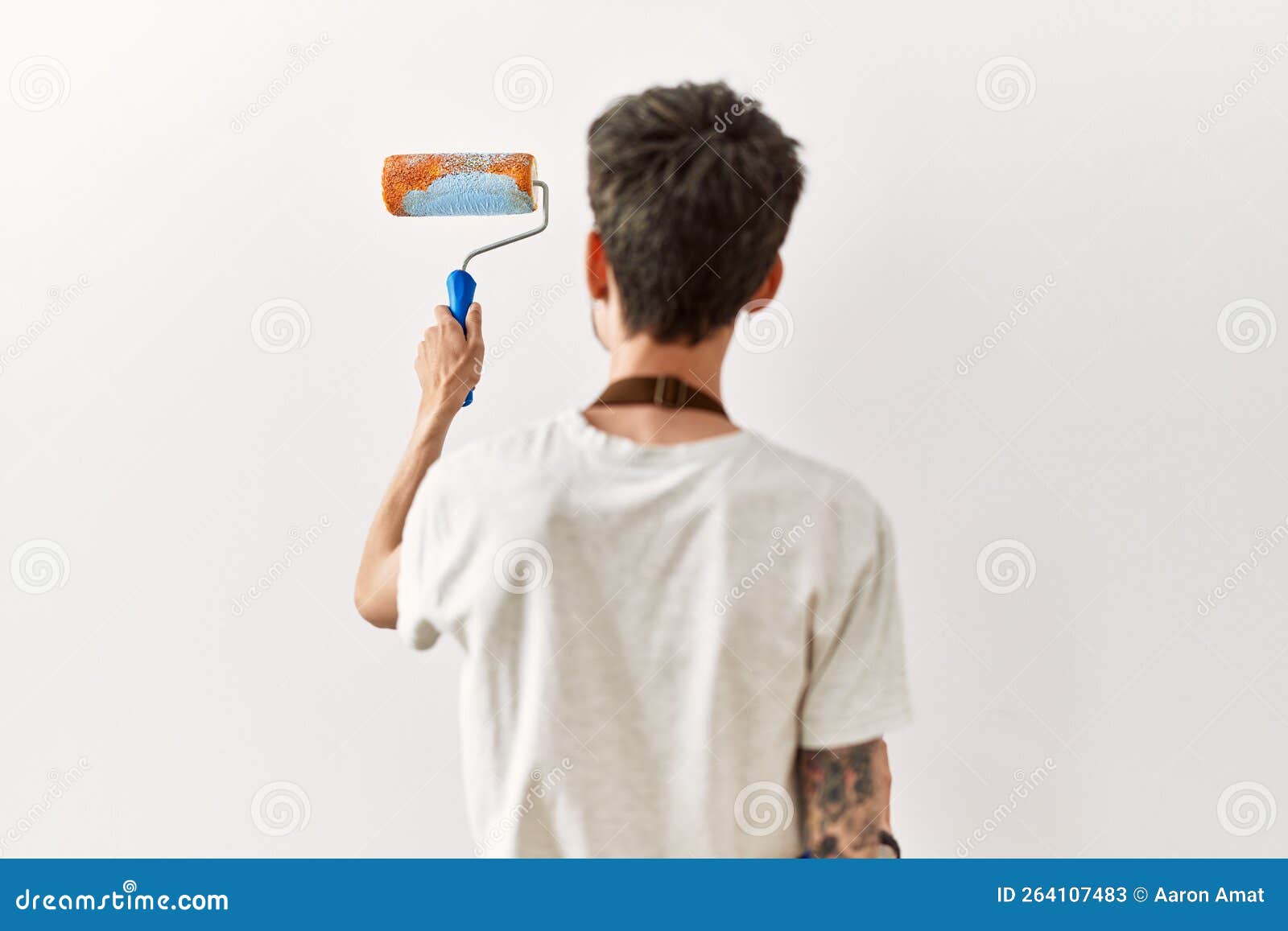 Pintor Pintando Pared Usando Rodillo En Casa Imagen de archivo - Imagen ...