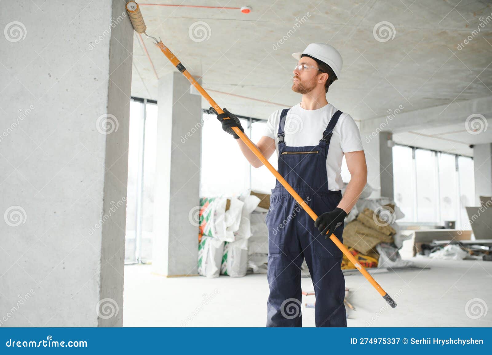 Pintor Pintando a Parede Com Rolo De Tinta. Imagem de Stock - Imagem de ...