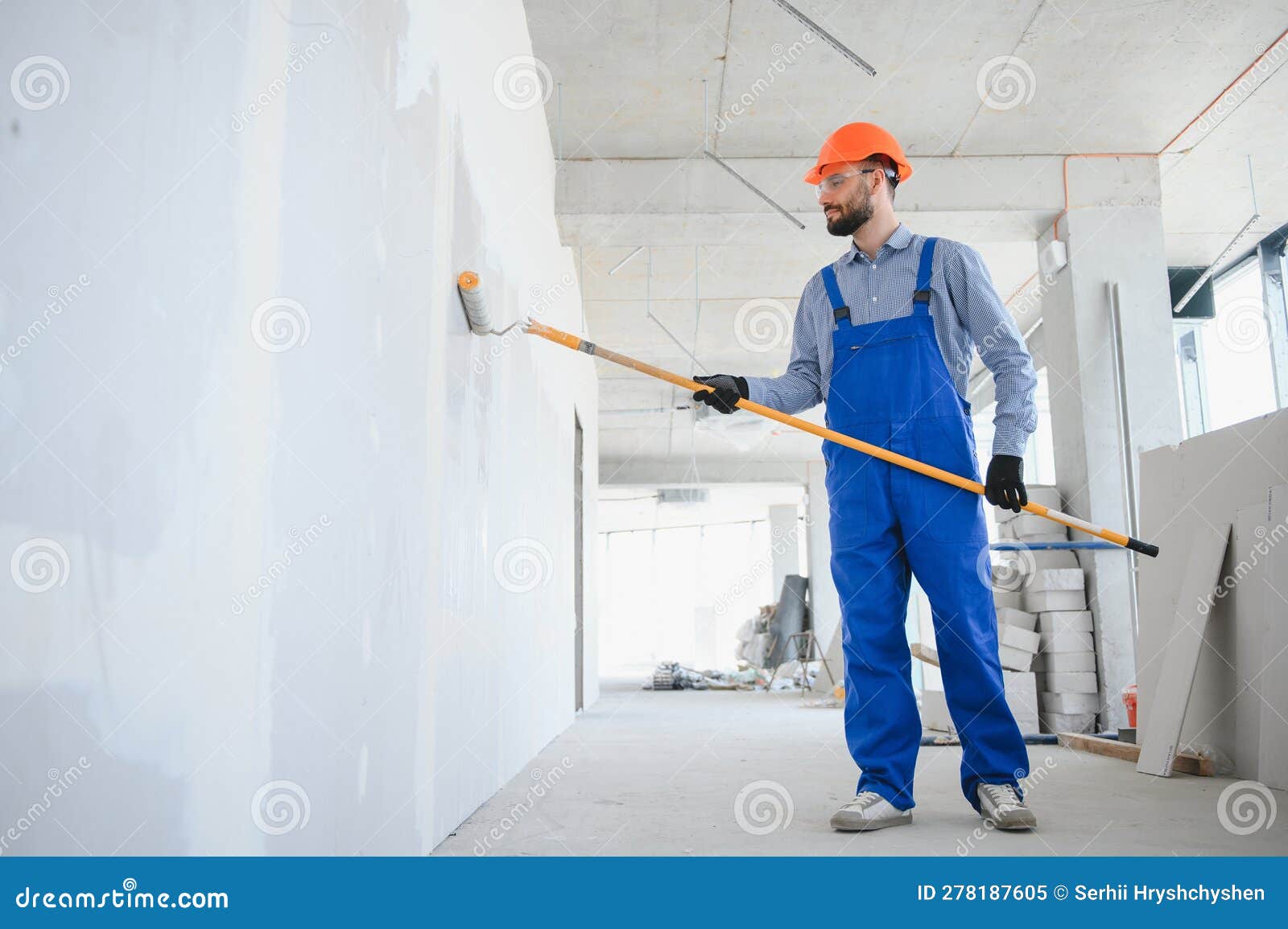 Pintor Pintando a Parede Com Rolo De Tinta Imagem de Stock - Imagem de ...