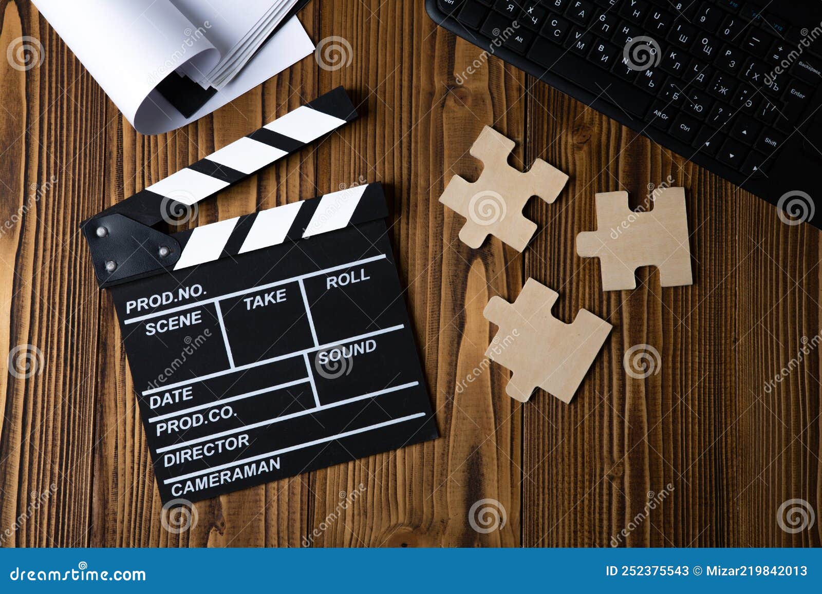 Pintora De Filme Preto Com Teclado E Folhas De Script Em Uma Mesa De ...