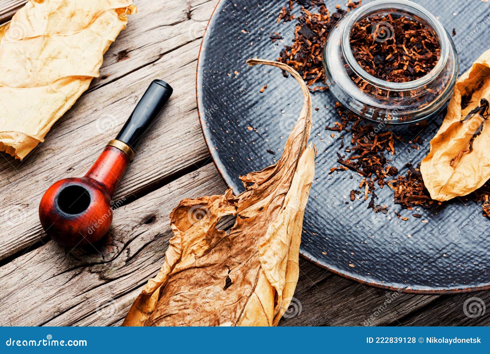 Pipa De Tabaco Con Hojas De Tabaco Foto de archivo - Imagen de secado ...