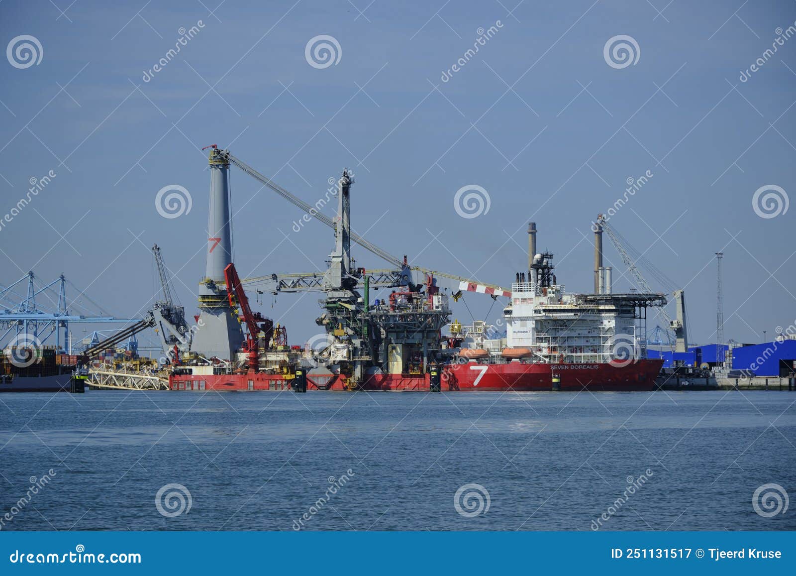 PIPE LAYER PLATFORM Seven Borealis - Work at Sea in the Construction of ...