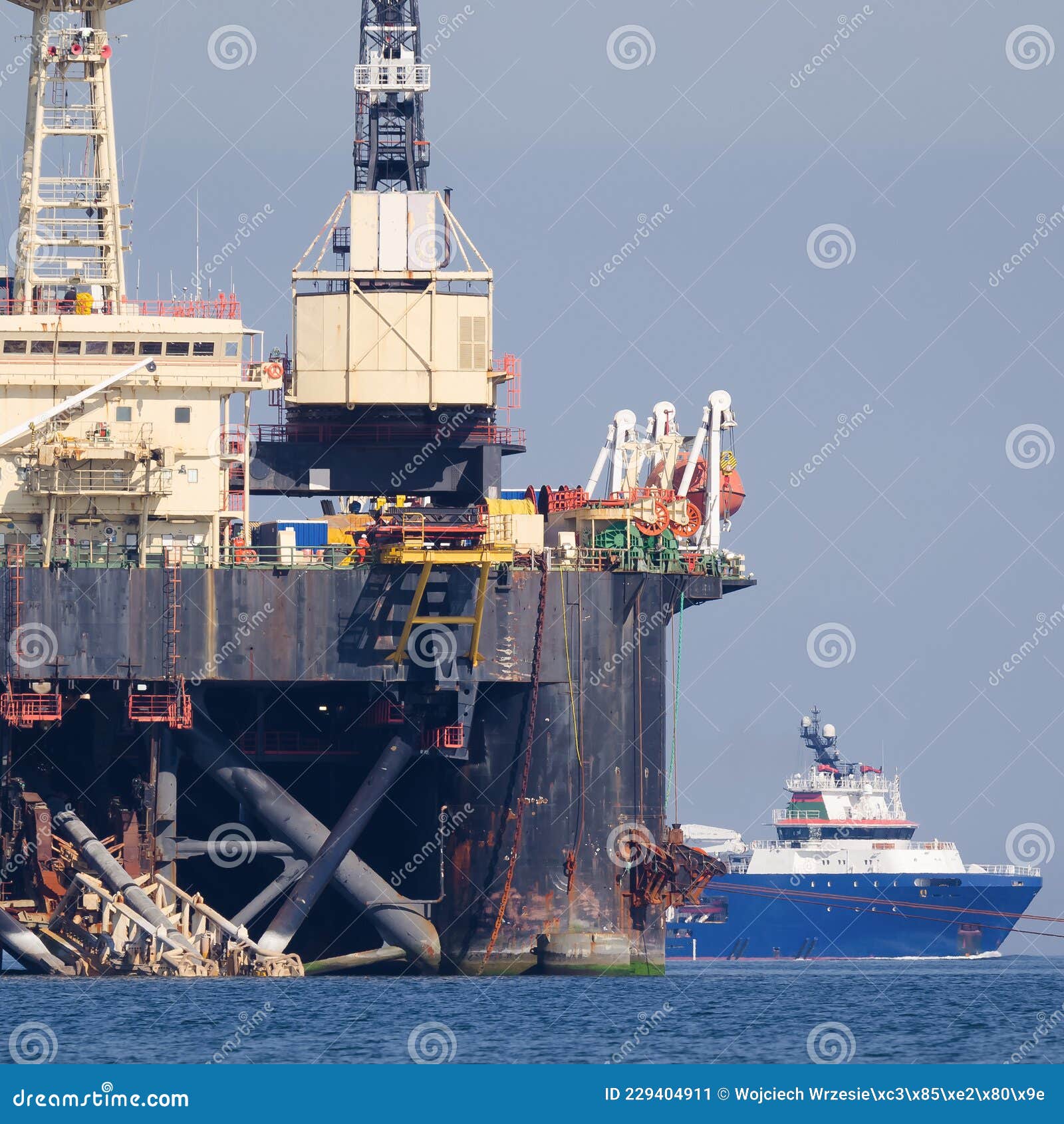 PIPE LAYER PLATFORM editorial photo. Image of station - 229404911