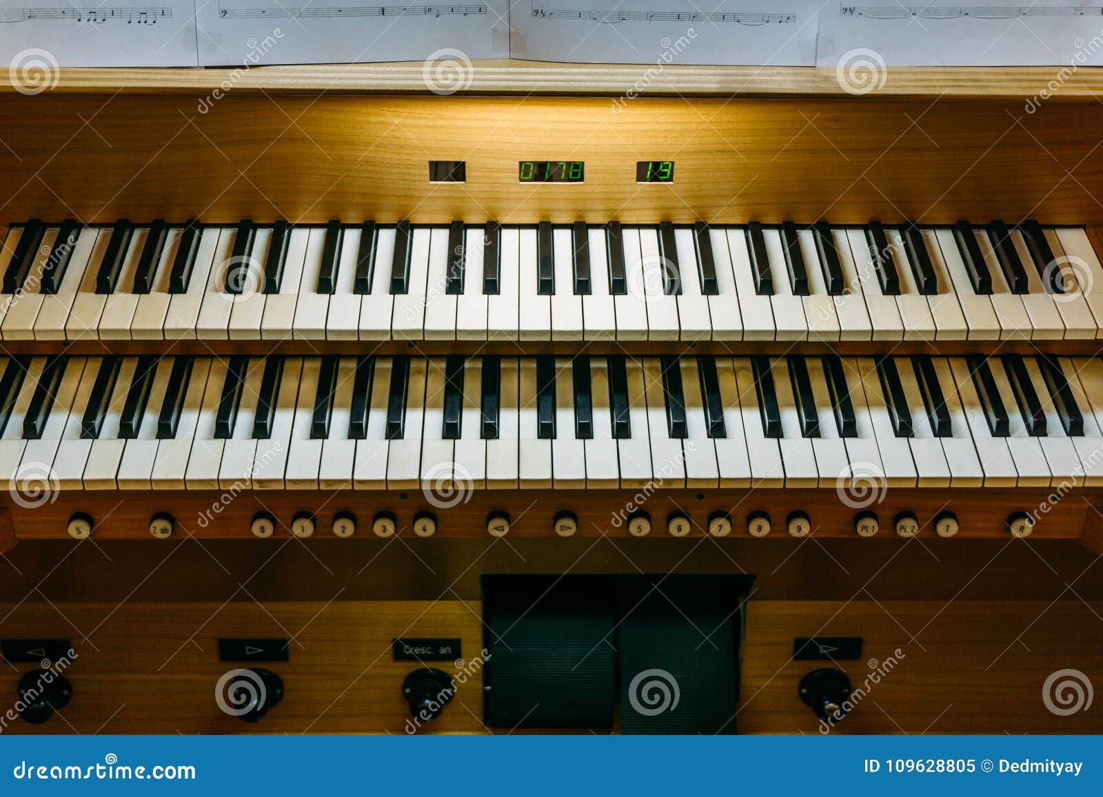 Pipe Organ Keyboard Console Stock Image - Image of organ, music: 109628805