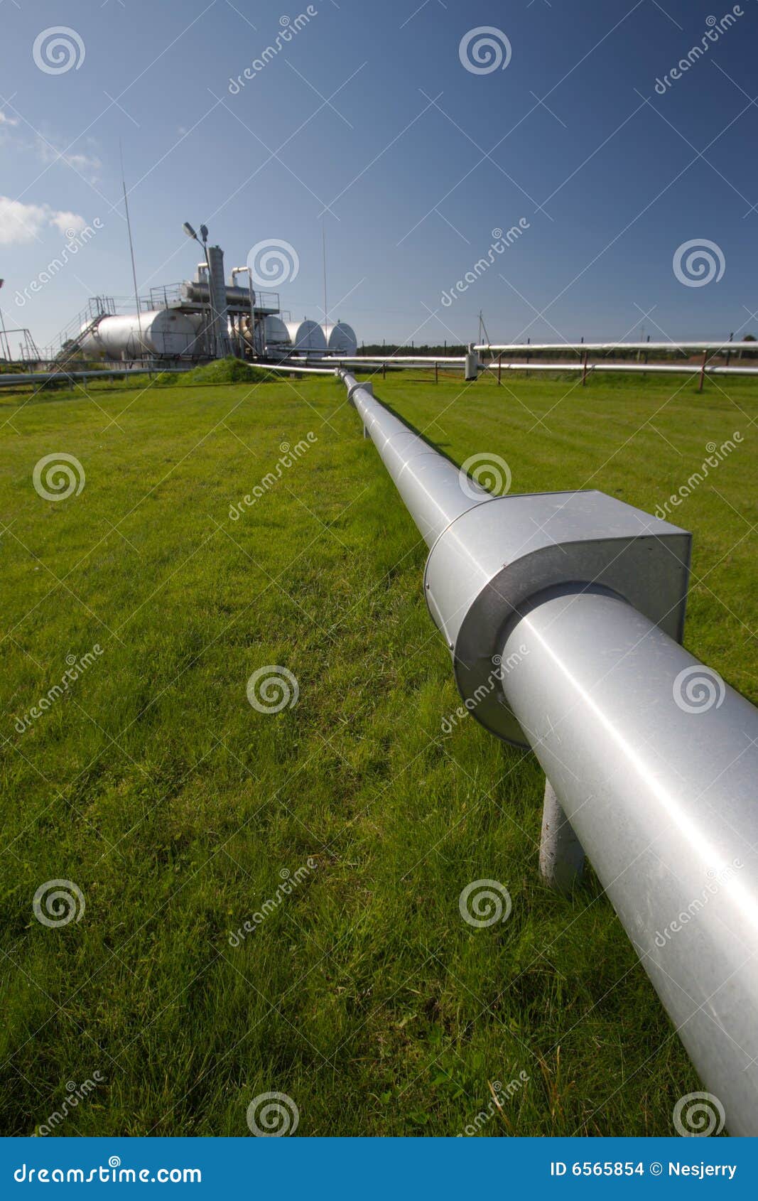 Pipeline and storage tanks stock photo. Image of electricity - 6565854