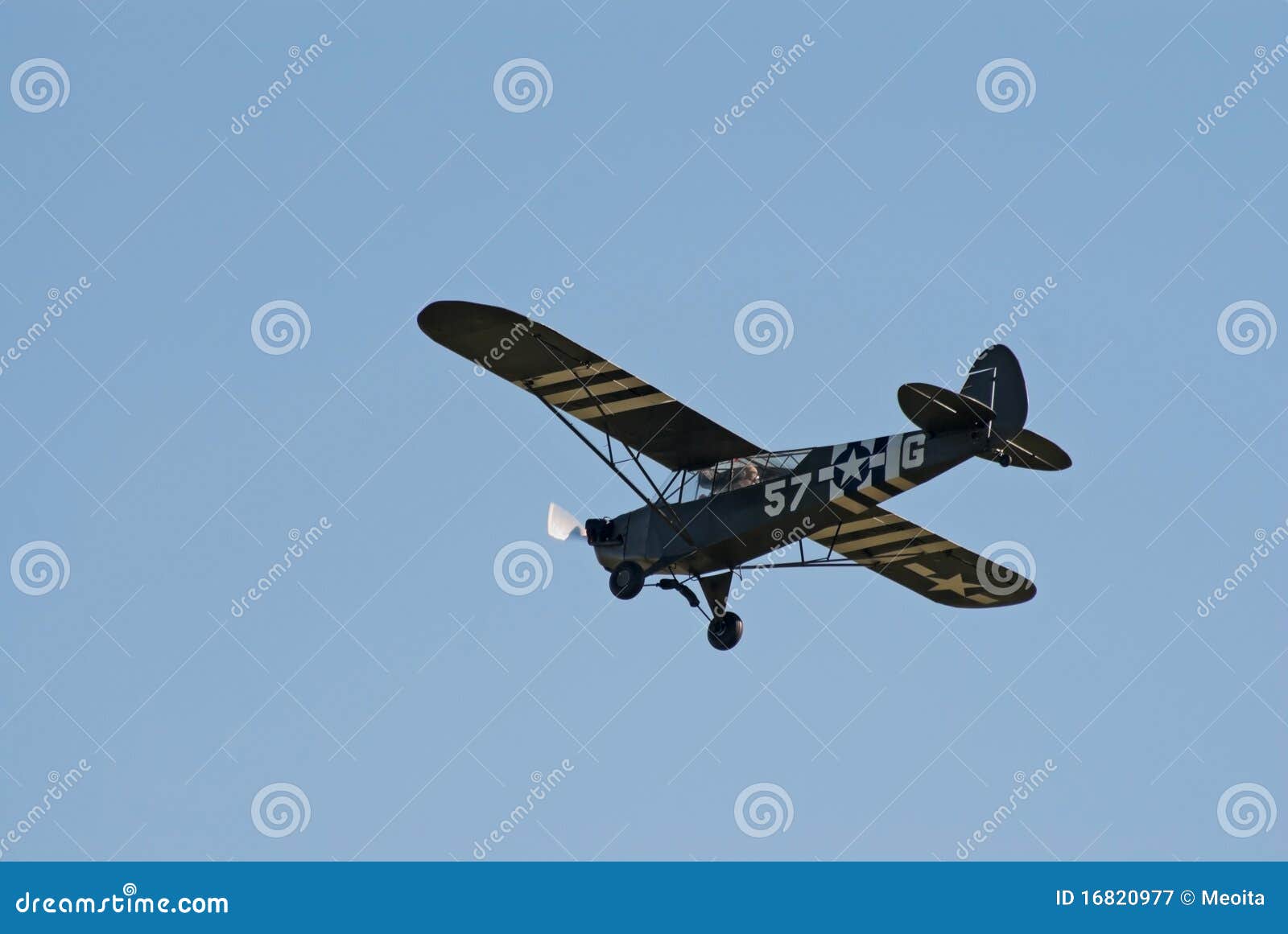 Piper Super Cub in flight editorial photography. Image of autumn - 16820977