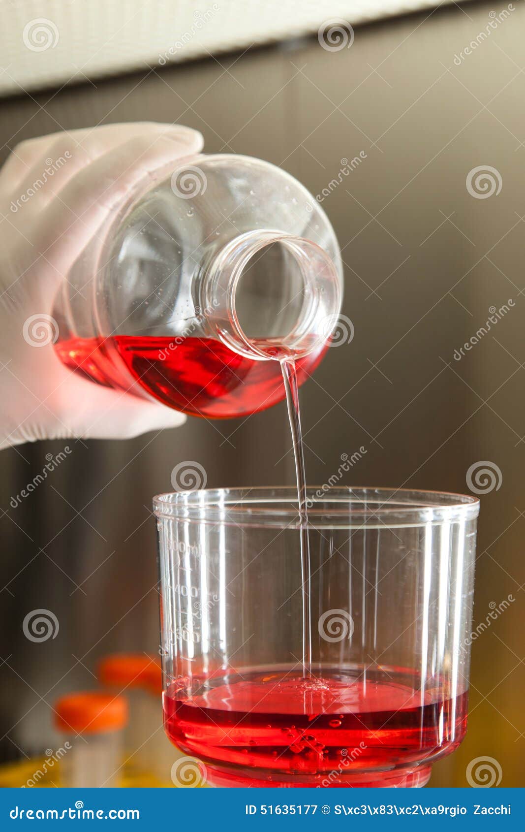 Pipette im Labor stockbild. Bild von glaswaren, instrument - 51635177