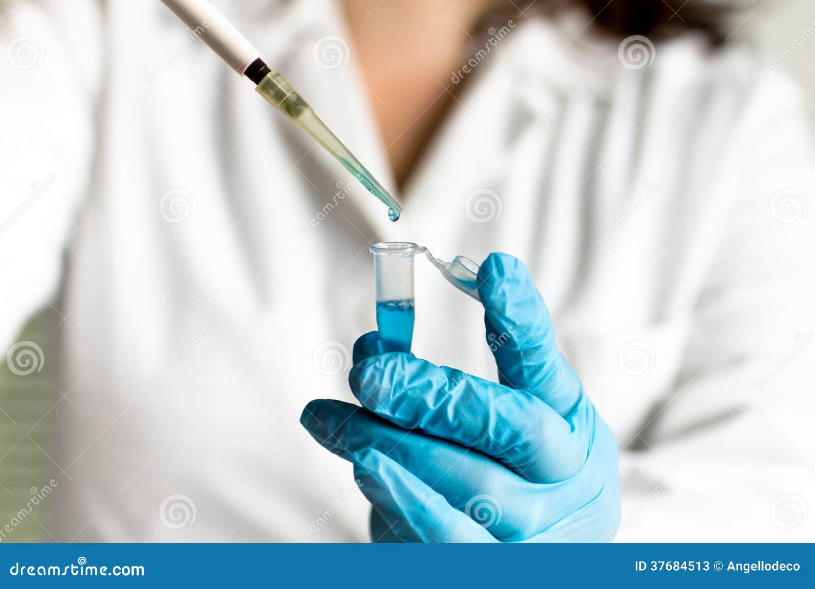 Pipettieren Im Labor Stock Images - Download 102 Photos