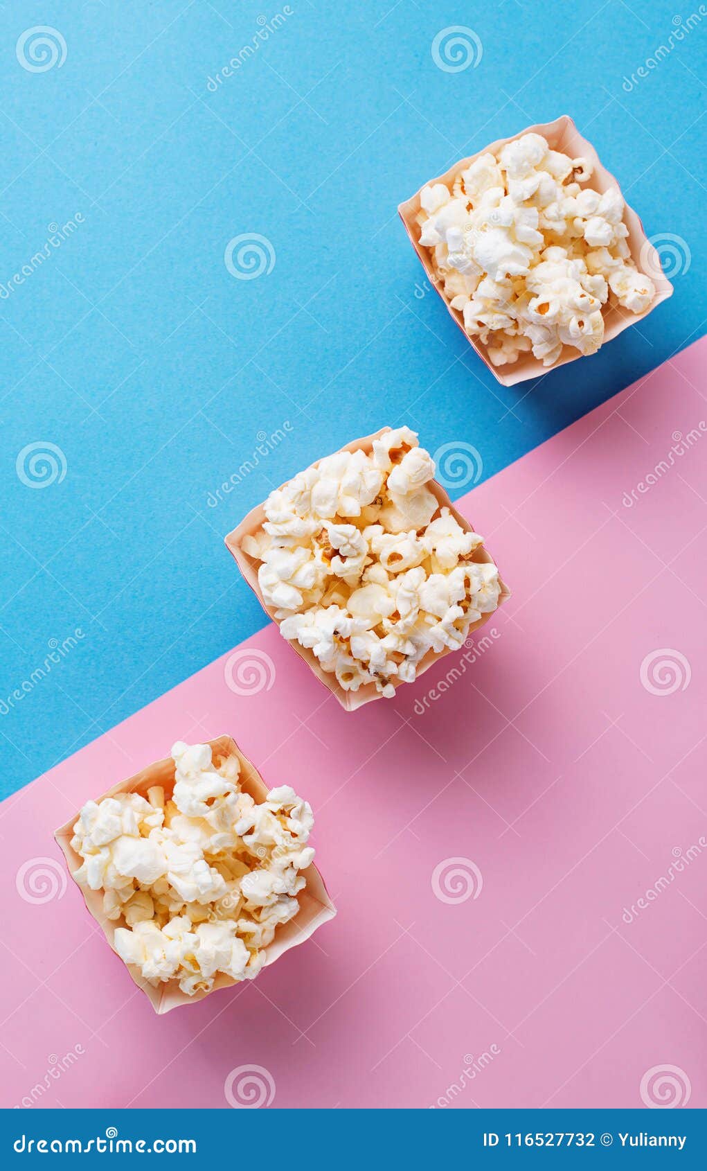 Pipoca No Fundo Azul E Cor-de-rosa Foto de Stock - Imagem de projeto ...