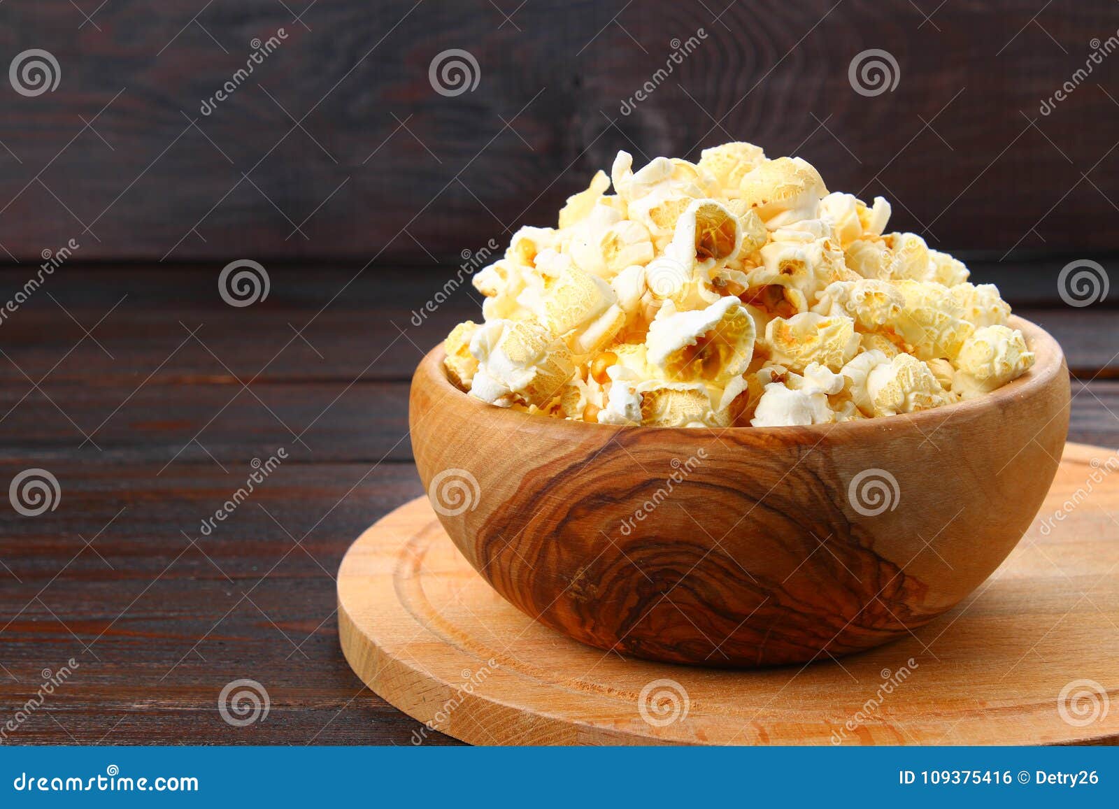 Pipoca Salgada Em Uma Bacia De Madeira Em Uma Tabela De Madeira Foto de ...