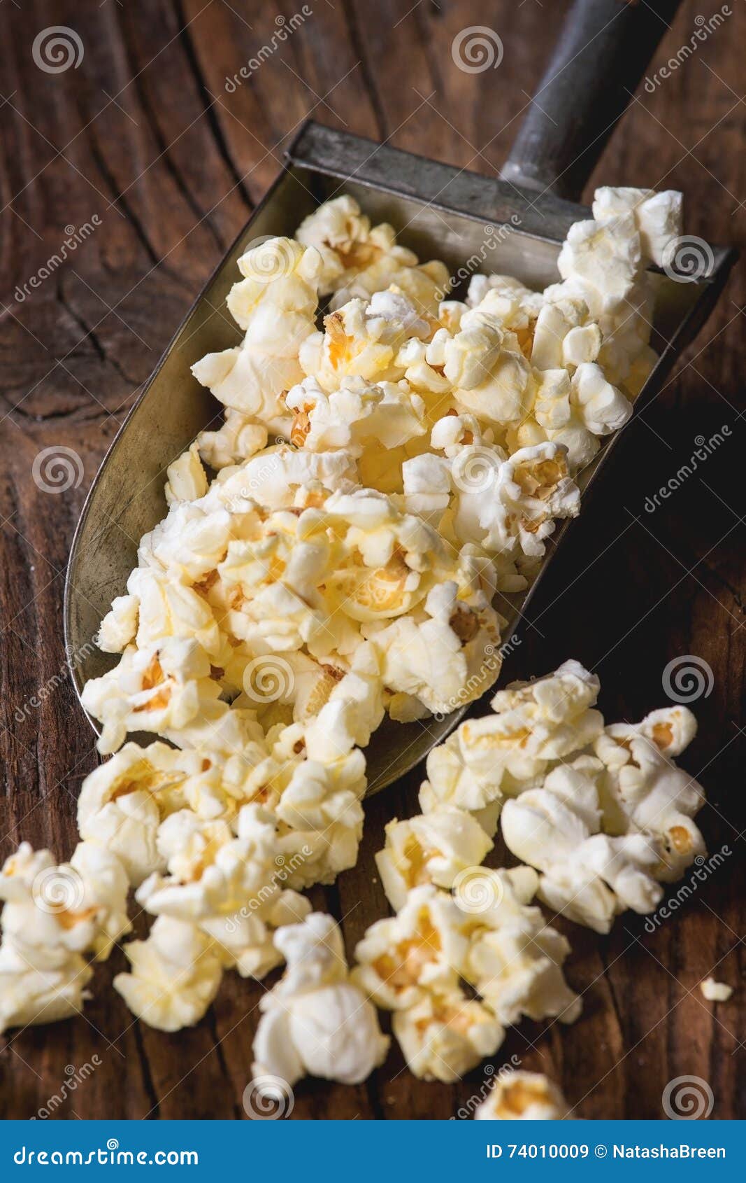 Pipoca salgada preparada imagem de stock. Imagem de branco - 74010009