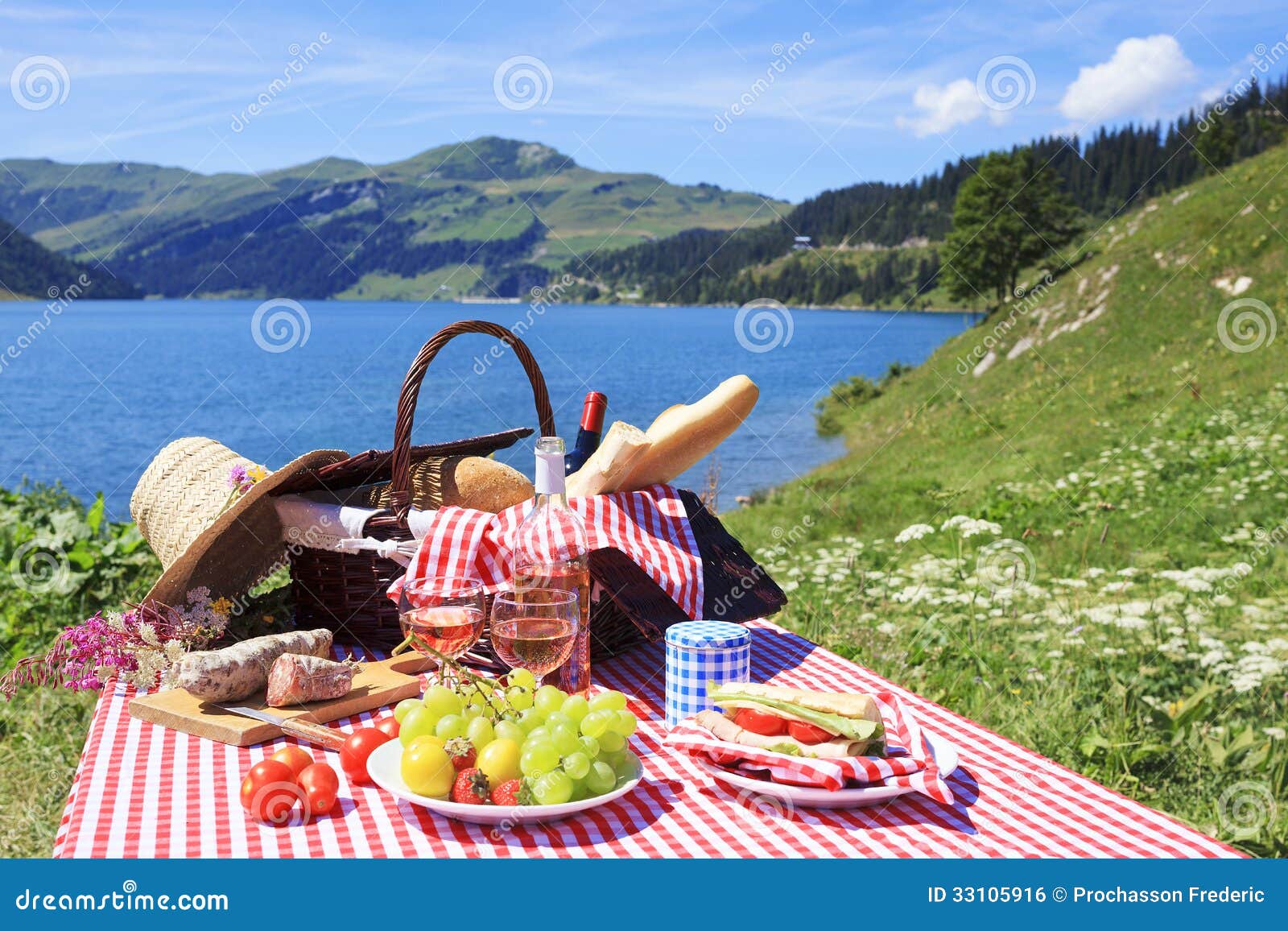 Pique-nique Et Lac Image libre de droits - Image: 33105916