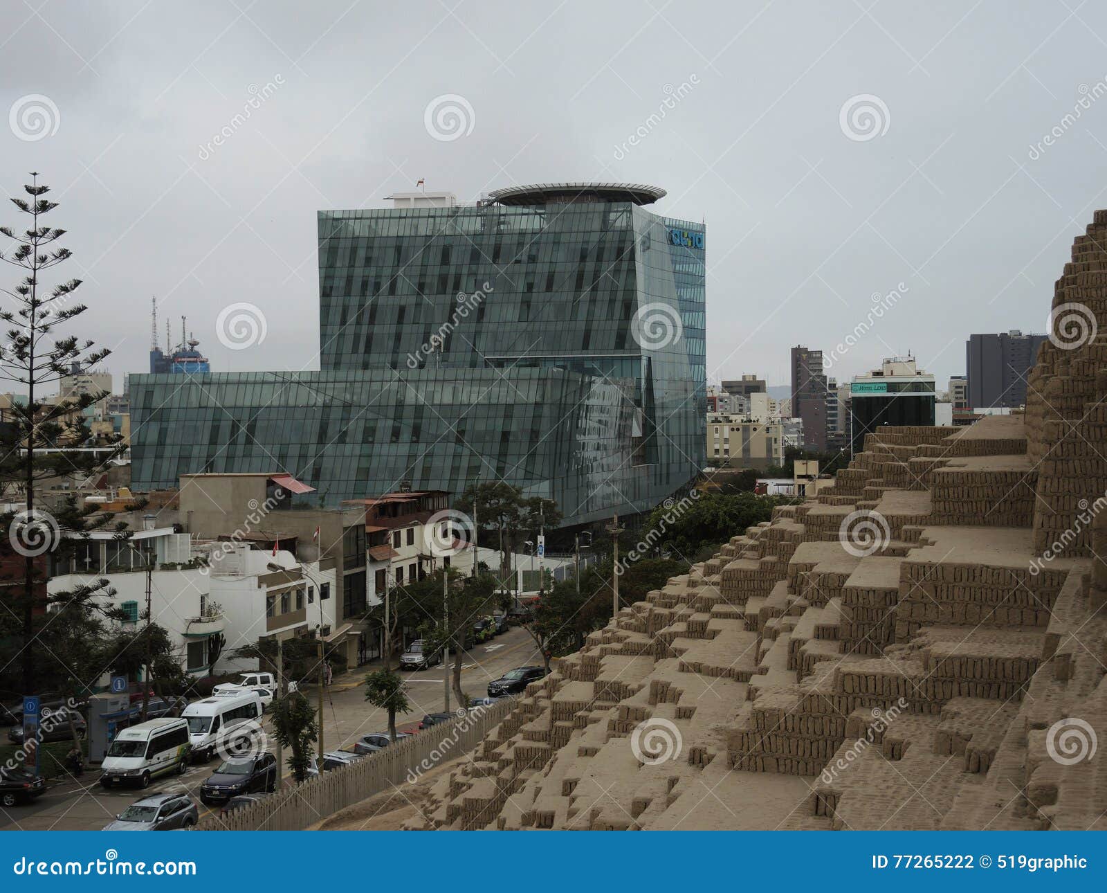 Pirámide Y Edificios Modernos En Lima, Perú Fotografía editorial ...