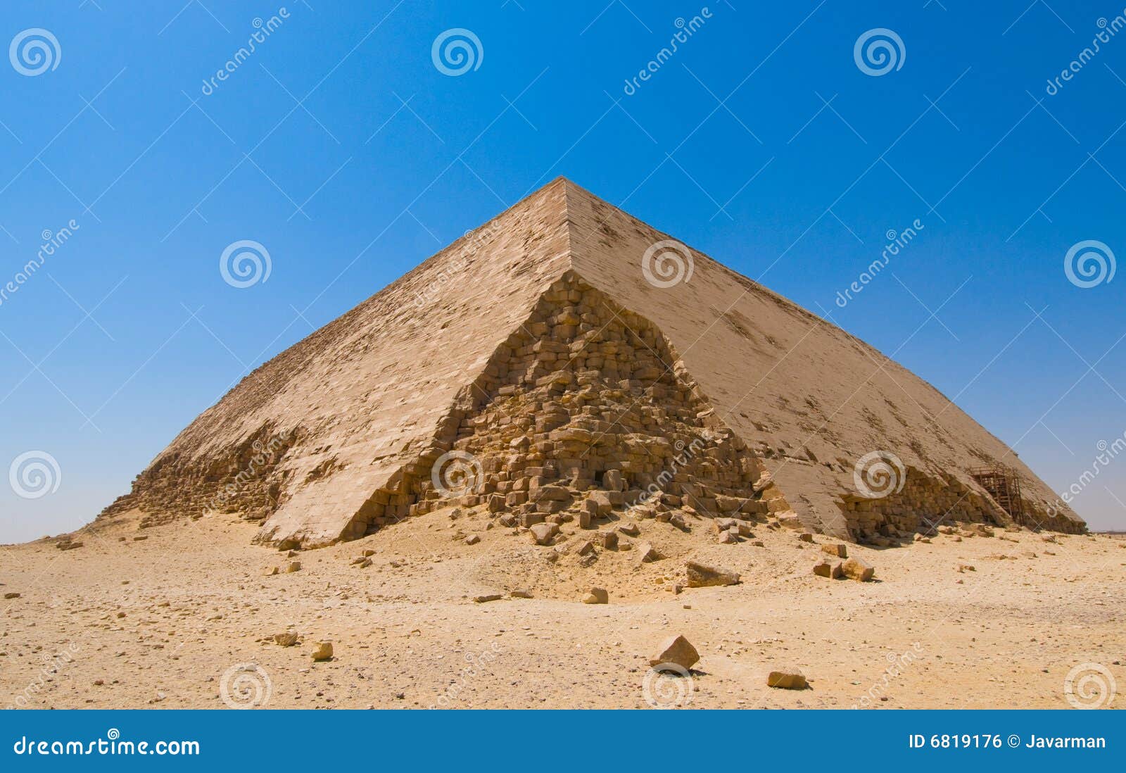 Pirâmide Curvada Em Dahshur, O Cairo, Egipto Foto de Stock - Imagem de ...