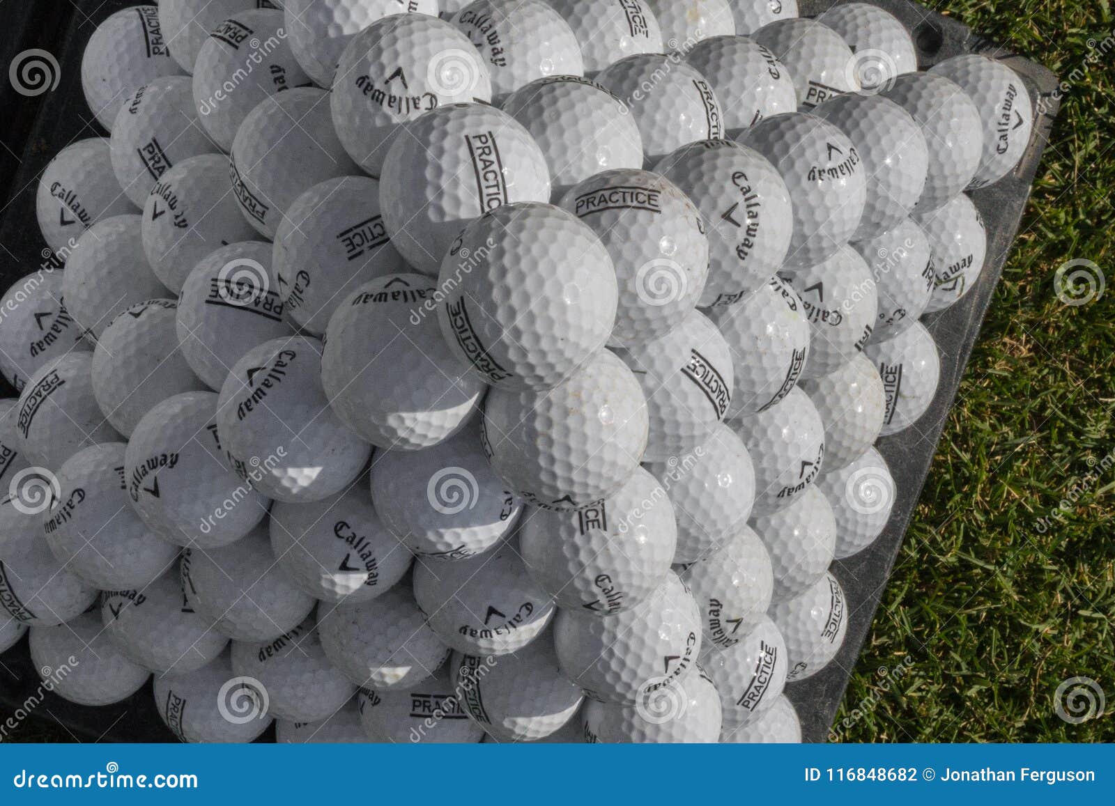 Pirâmide Das Bolas De Golfe No Driving Range Foto de Stock - Imagem de ...