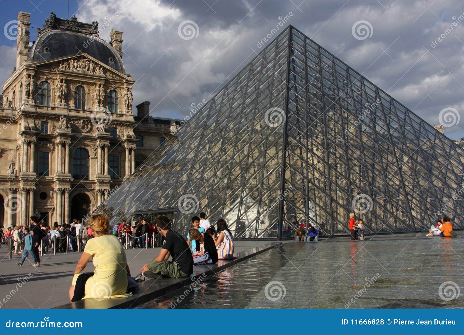 Piramide della feritoia fotografia stock editoriale. Immagine di vetro ...