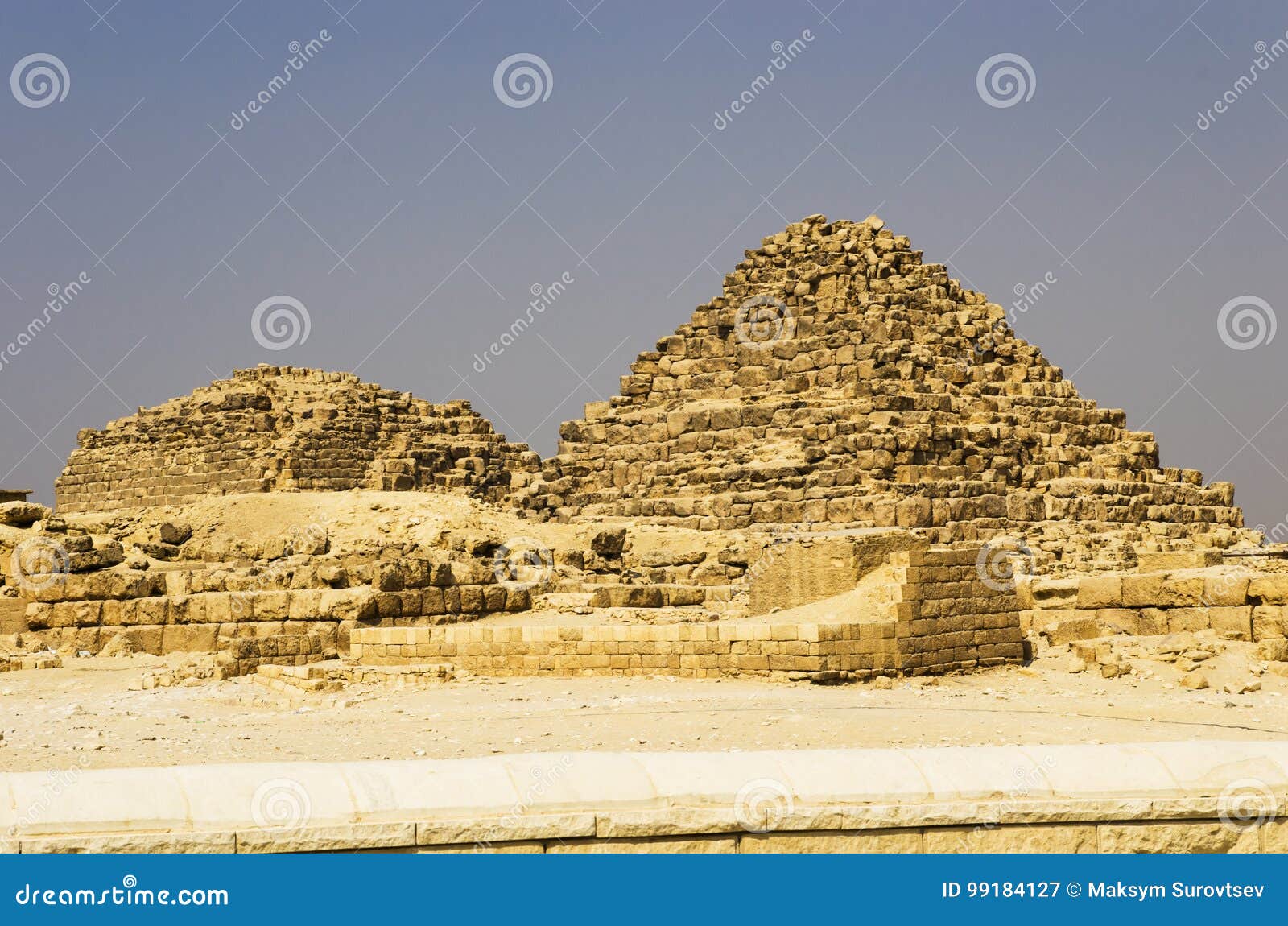 Piramide Van Koningin Henutsen, Meritethis I Stock Afbeelding - Image ...
