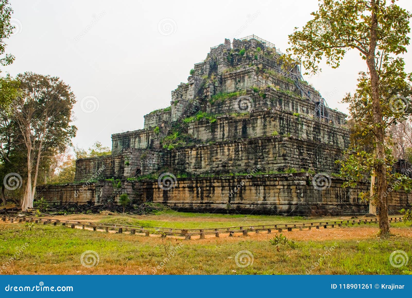 Piramide Van Oud Complex Koh Ker, Kambodja Stock Afbeelding - Image of ...