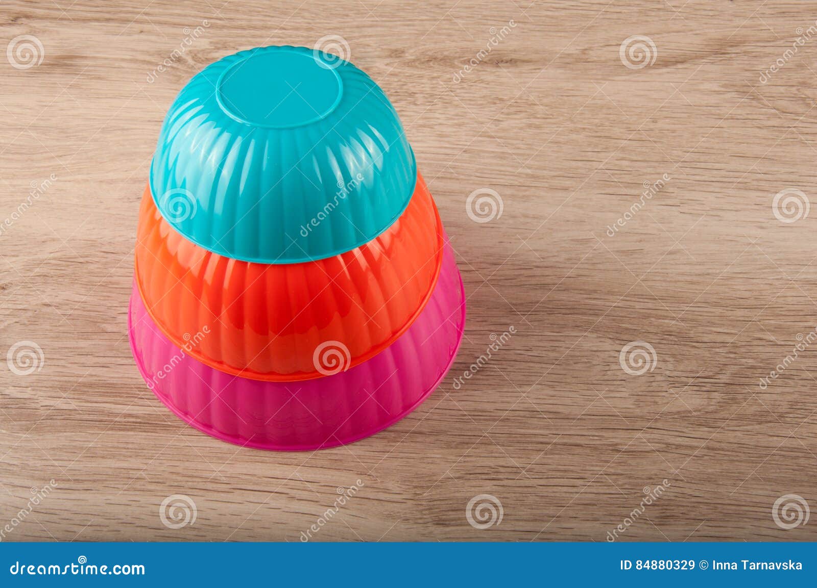 Piramide Van Ronde Plastic Lunchcontainers Op Lijst Stock Afbeelding ...