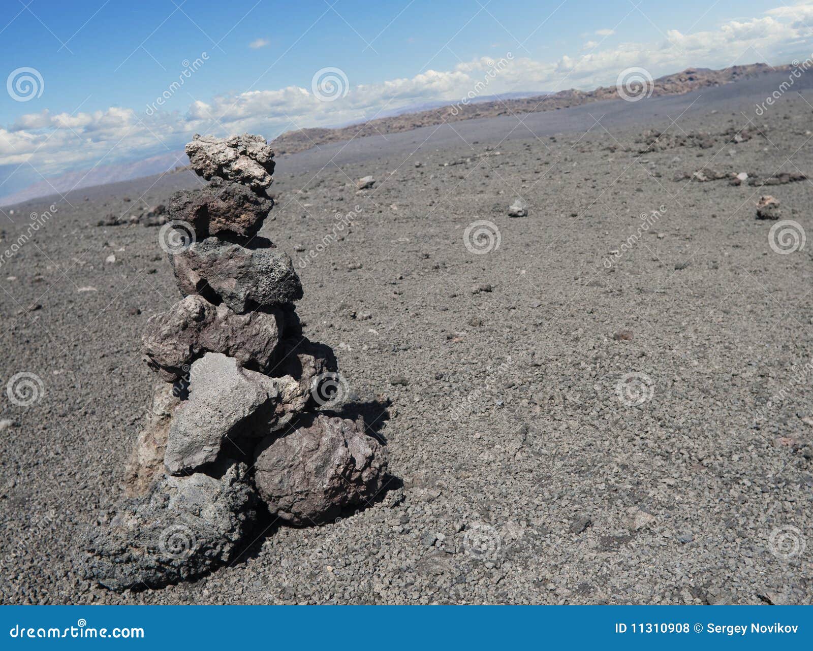 Piramide Van Vulkanische Stenen Stock Foto - Image of achtergrond, stof ...