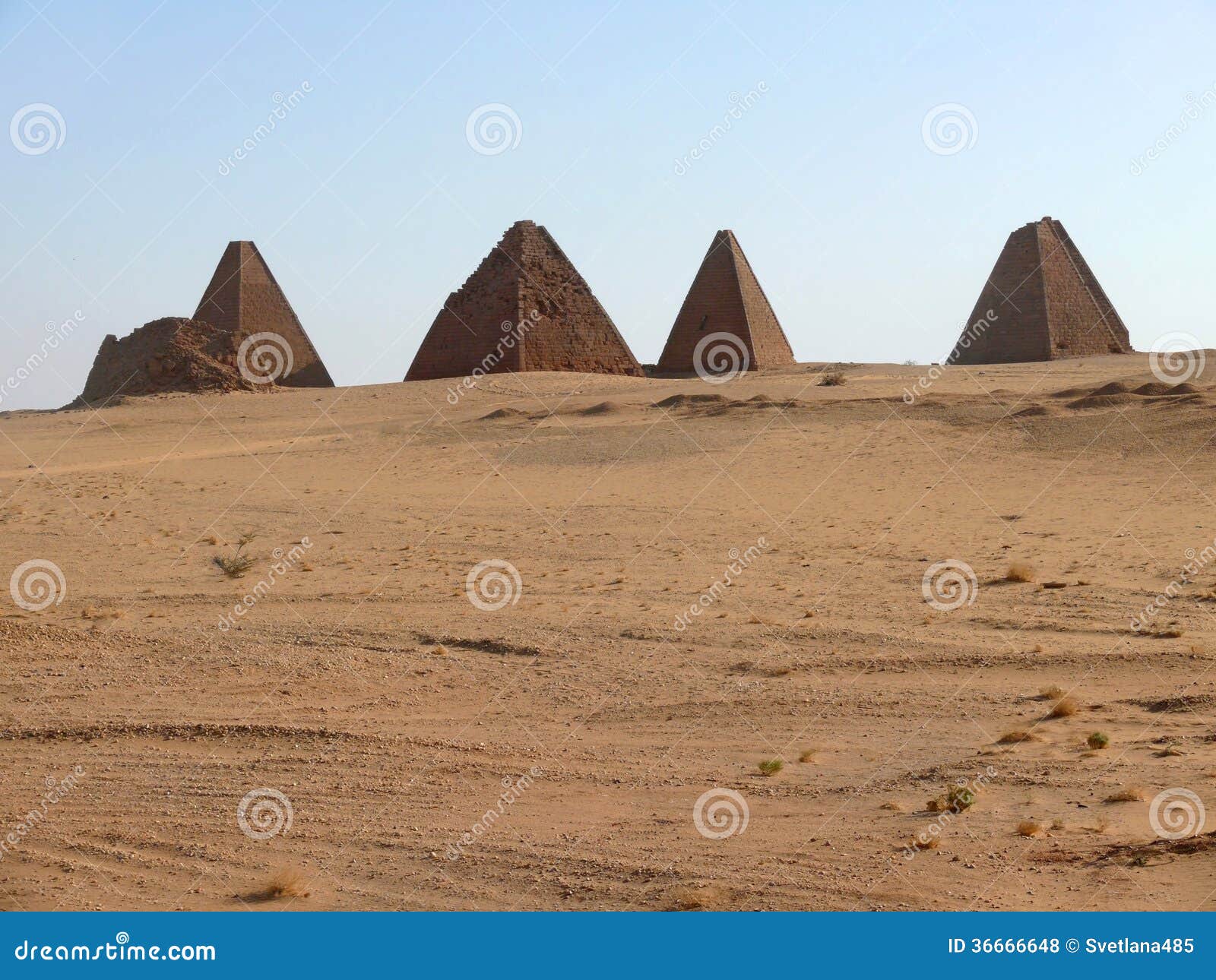 Piramides in de Soedan. stock foto. Image of nave, licht - 36666648