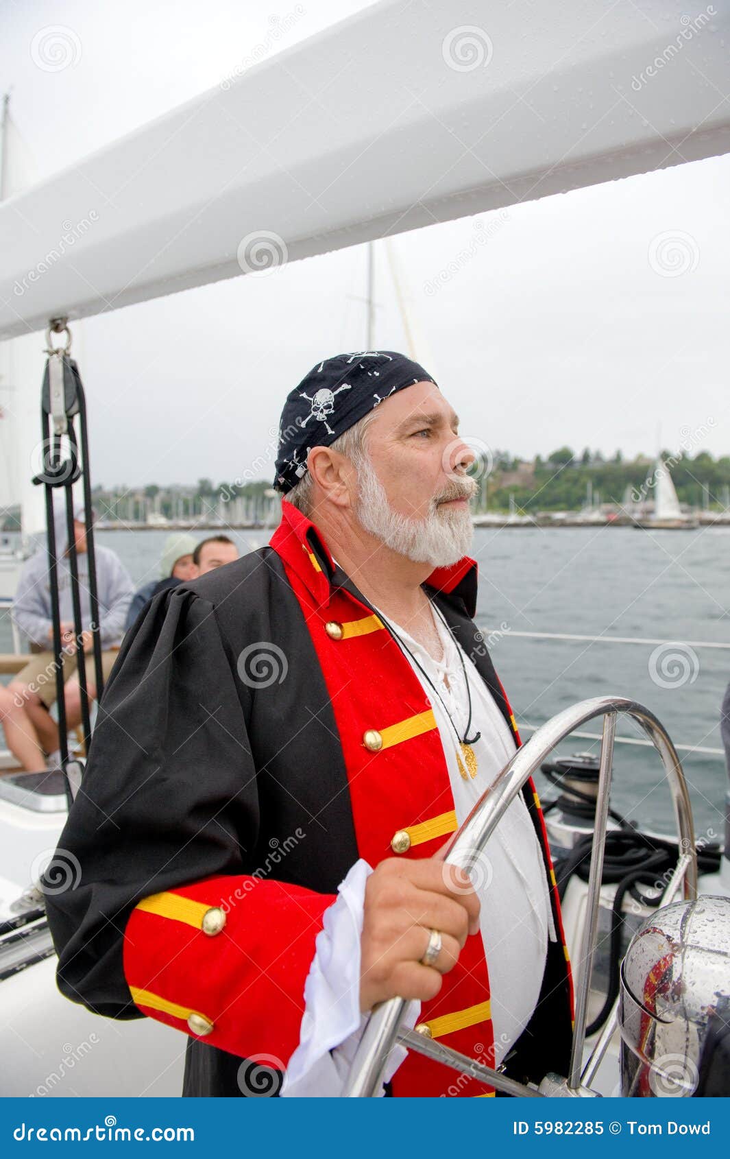 Pirata Del Mare Al Timone Della Barca a Vela Immagine Stock - Immagine ...