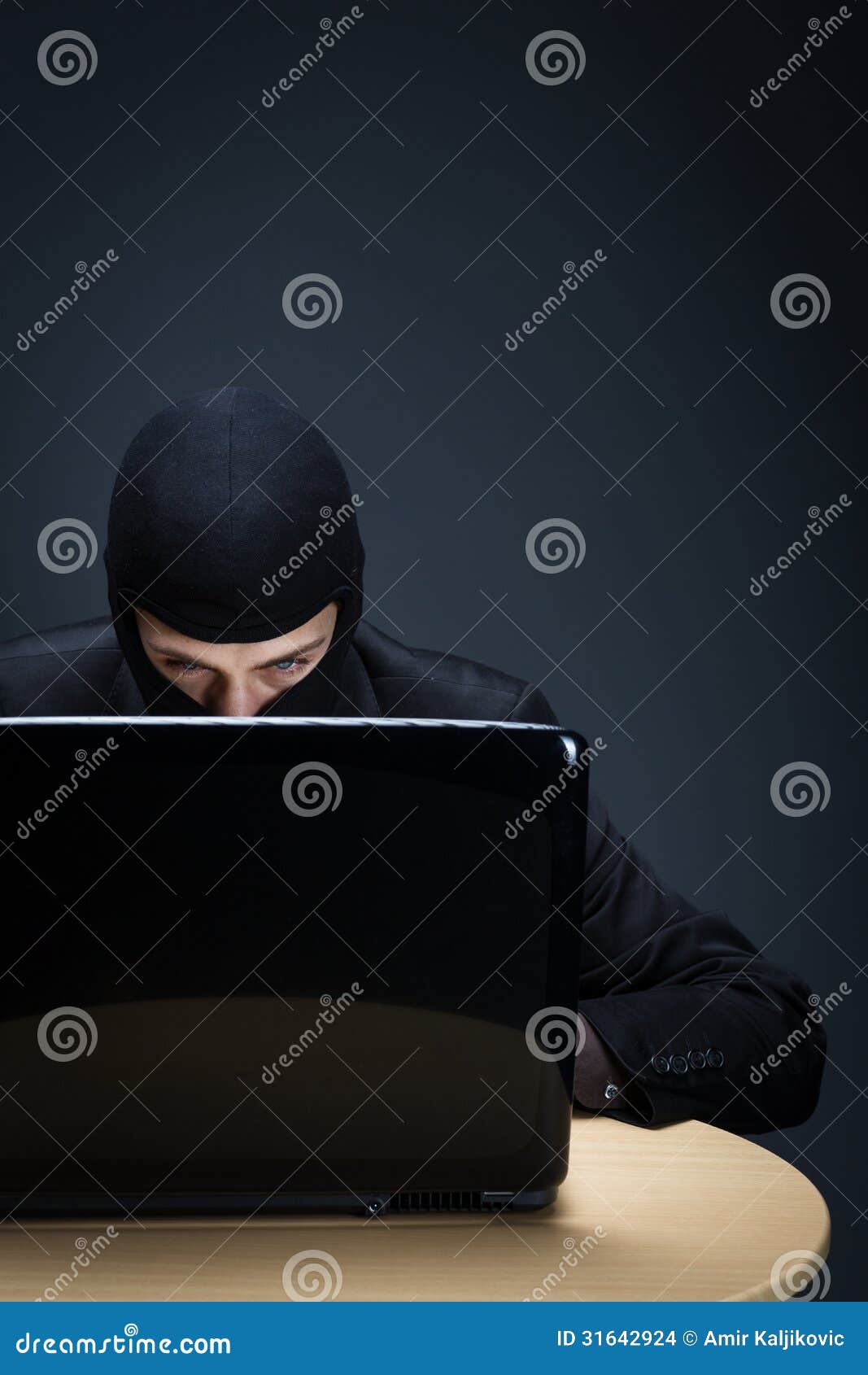 Pirata Informatico Di Computer Secretivo Fotografia Stock - Immagine di ...