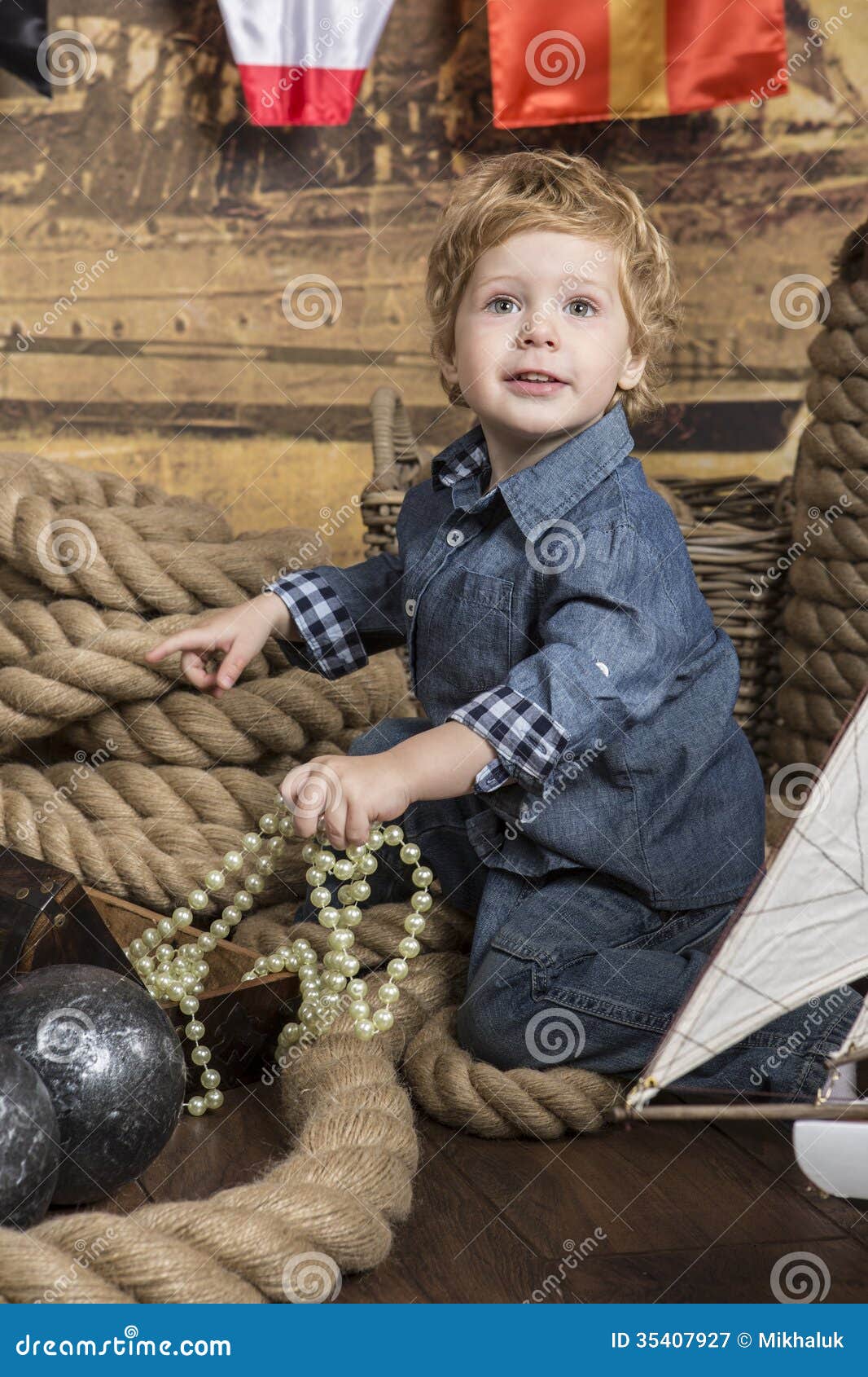 Pirata joven con el tesoro imagen de archivo. Imagen de viaje - 35407927