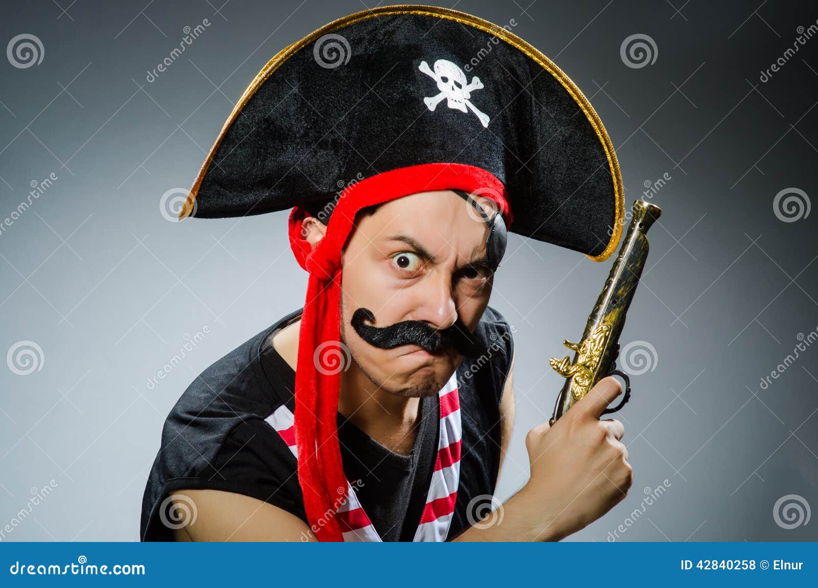 Pirate drôle photo stock. Image du halloween, aventure - 42840258