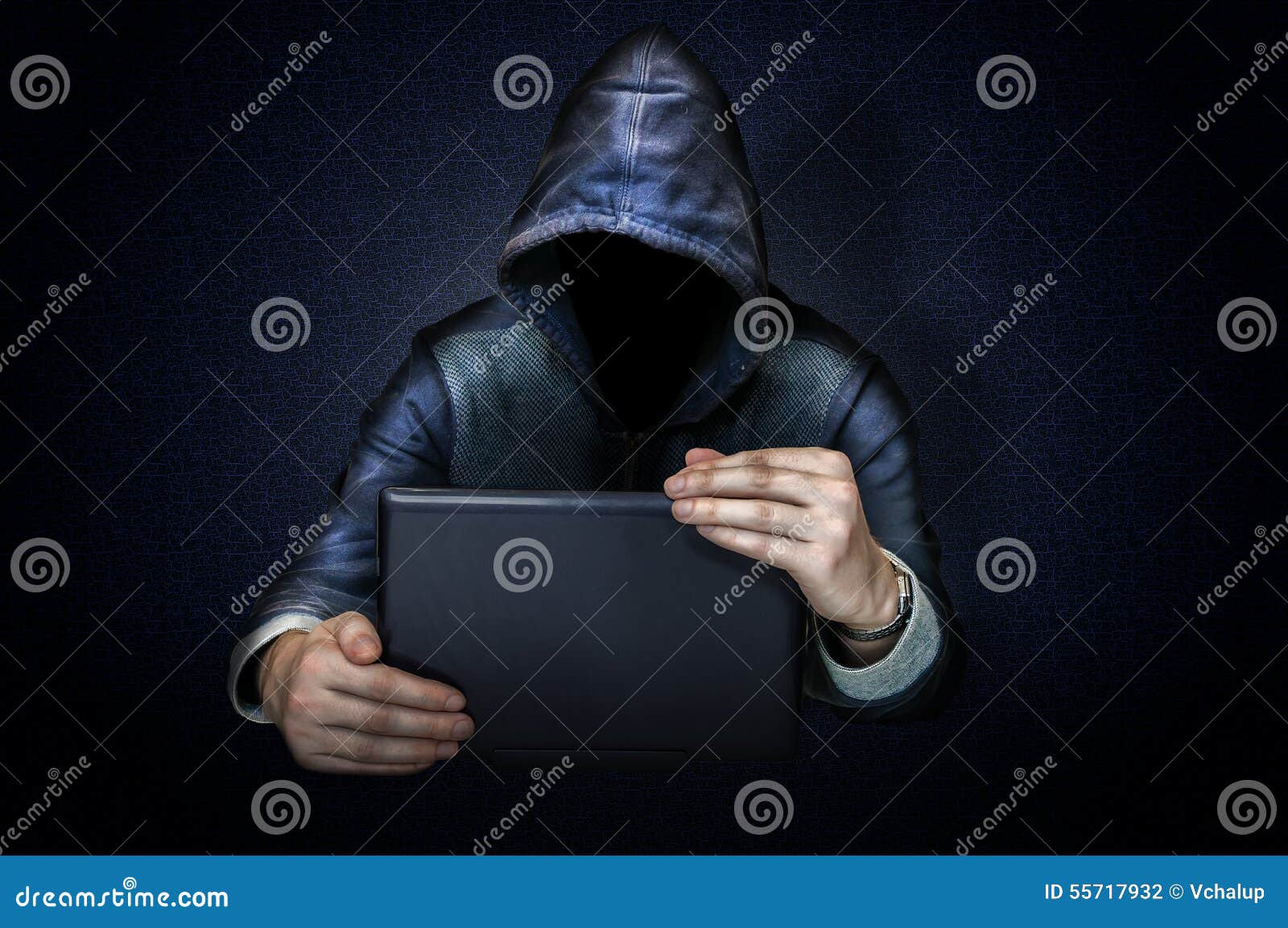 Pirate Informatique Anonyme Avec L'ordinateur Portable Photo stock ...