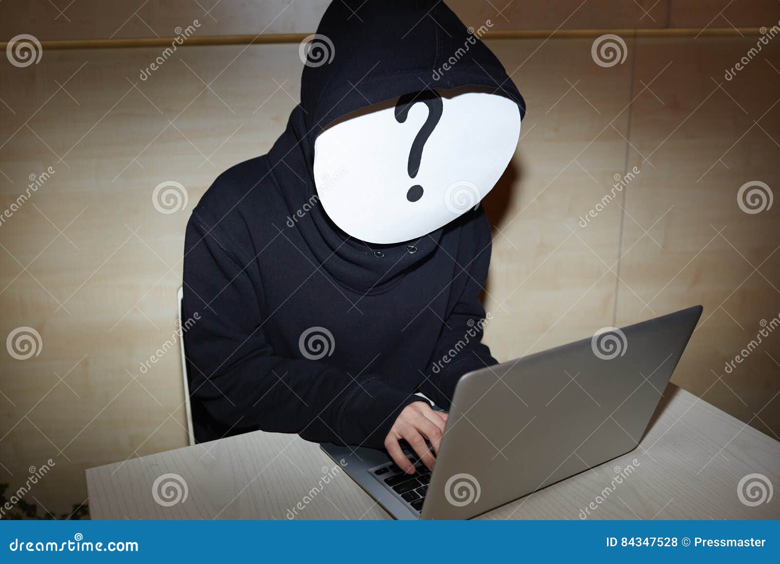 Pirate Informatique Anonyme Avec L'ordinateur Portable Photo stock ...