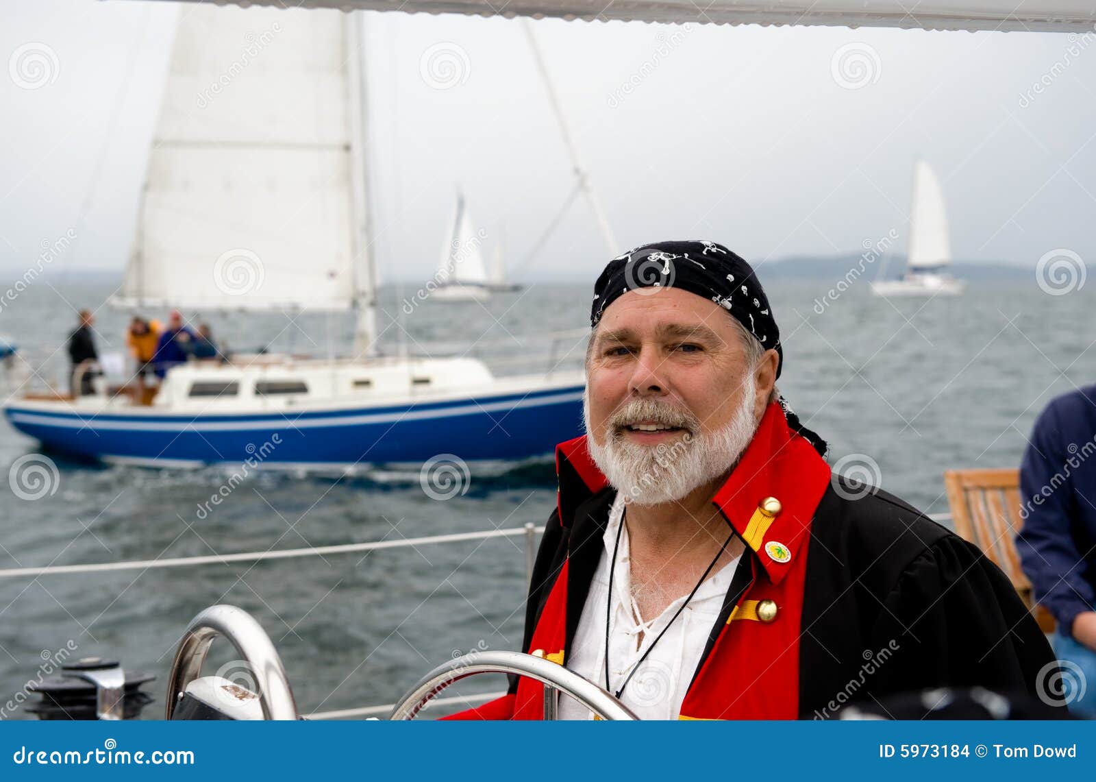 Piratenkapitän stockfoto. Bild von kaukasisch, lächeln - 5973184
