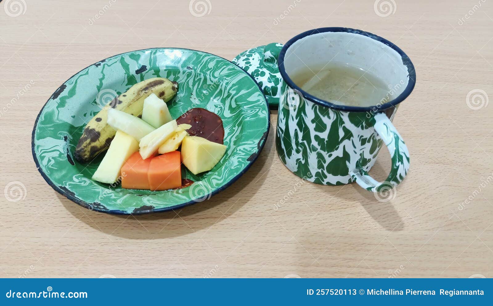 Piring Lurik Dan Gelas Lurik Dengan Rujak Dan Teh Stock Image - Image ...