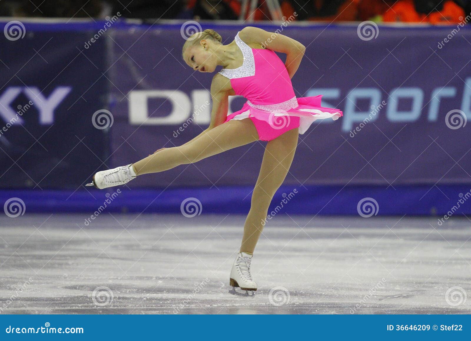 Piroetta Di Pattinaggio Artistico Immagine Stock Editoriale - Immagine ...
