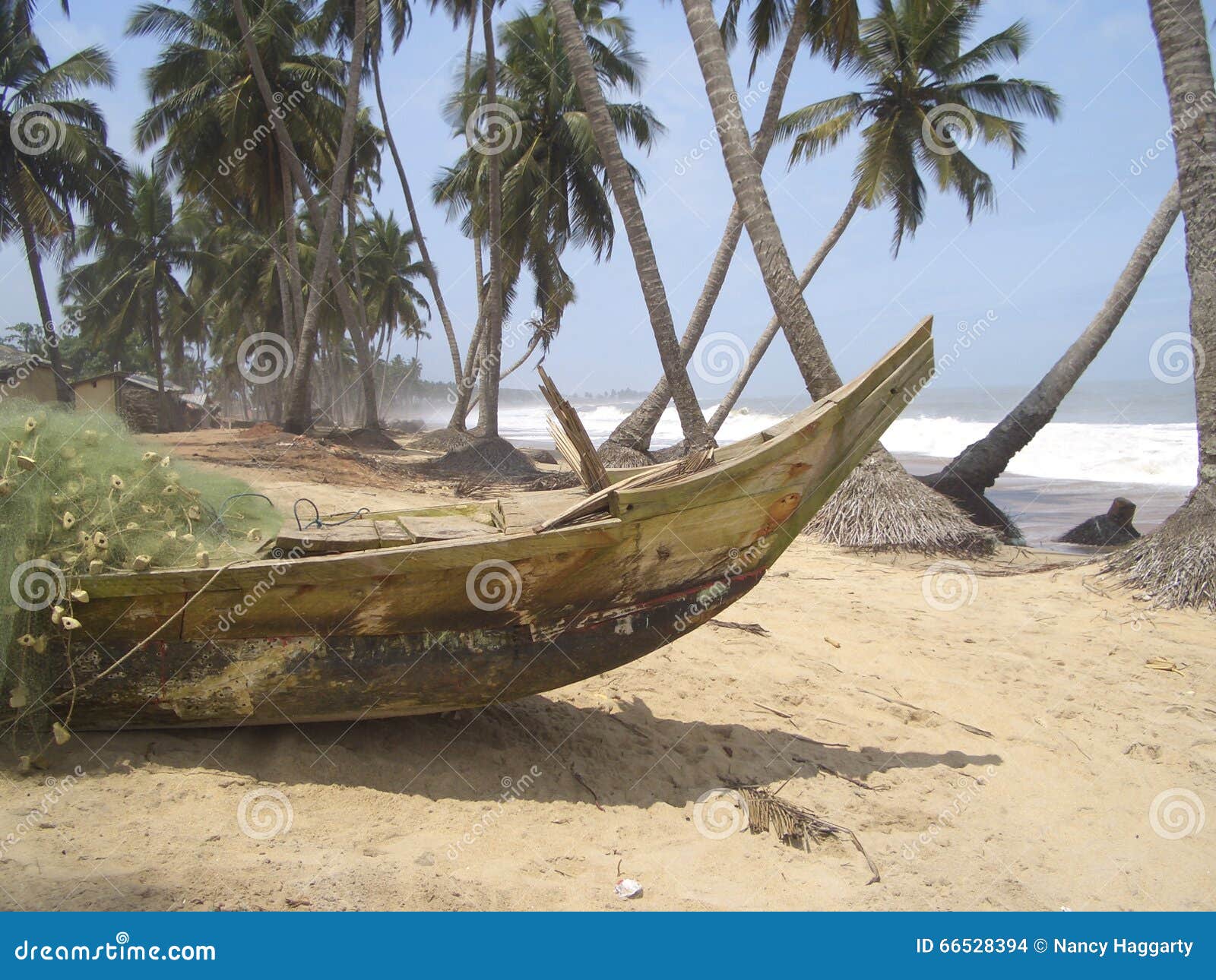 Piroga Sulla Spiaggia, Ghana Fotografia Stock - Immagine di pesca ...
