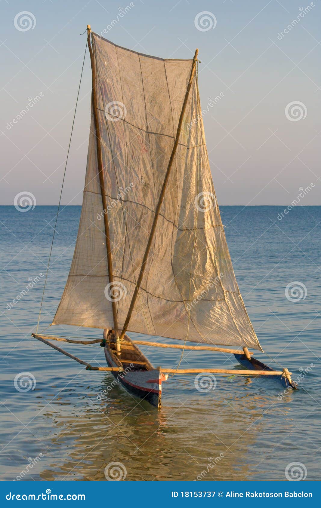 Pirogue malgache de tangon image stock. Image du côte - 18153737