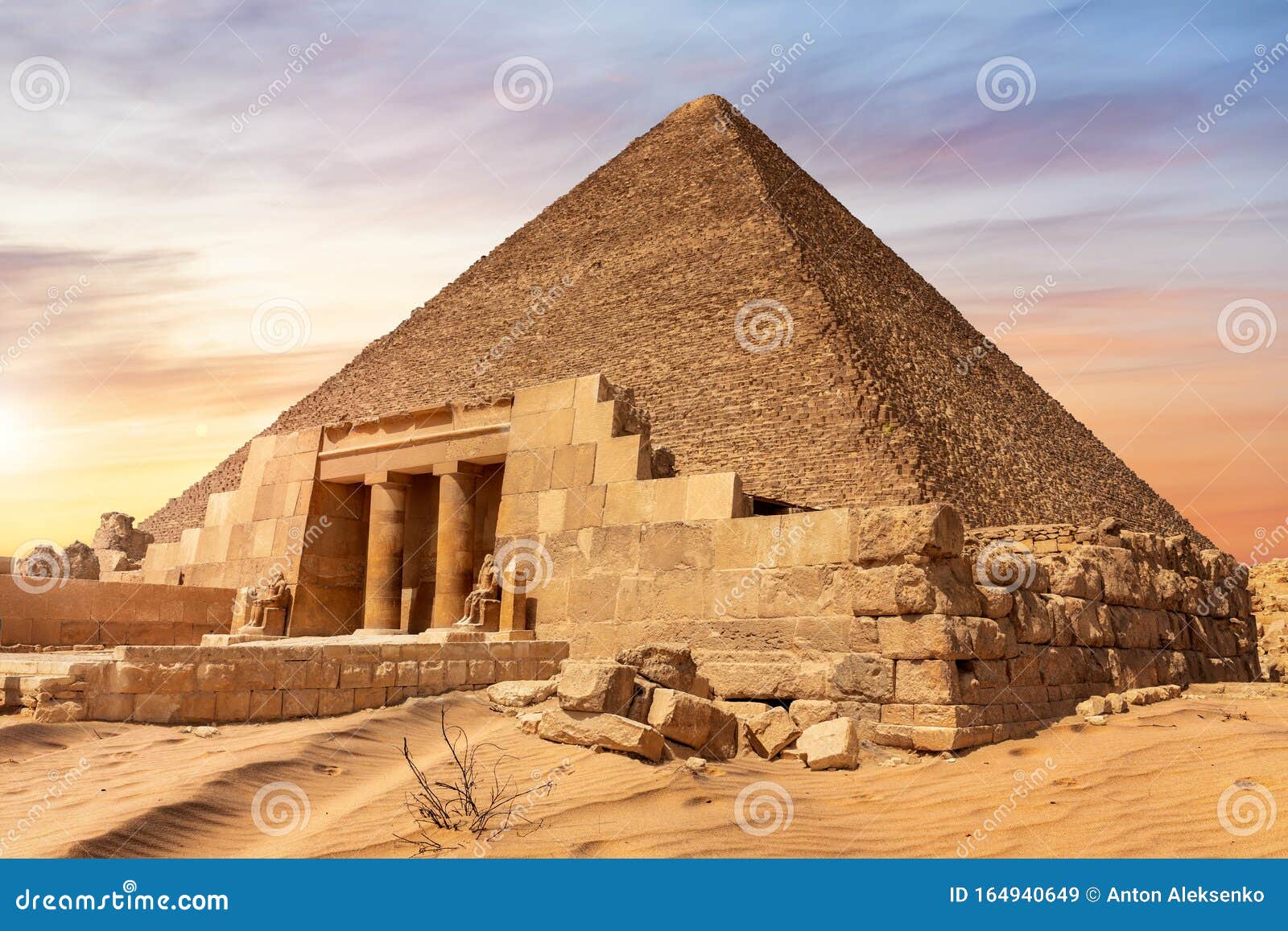 A Pirâmide De Cheops E a Entrada Do Templo, Giza, Egito Imagem de Stock - Imagem de khufu ...