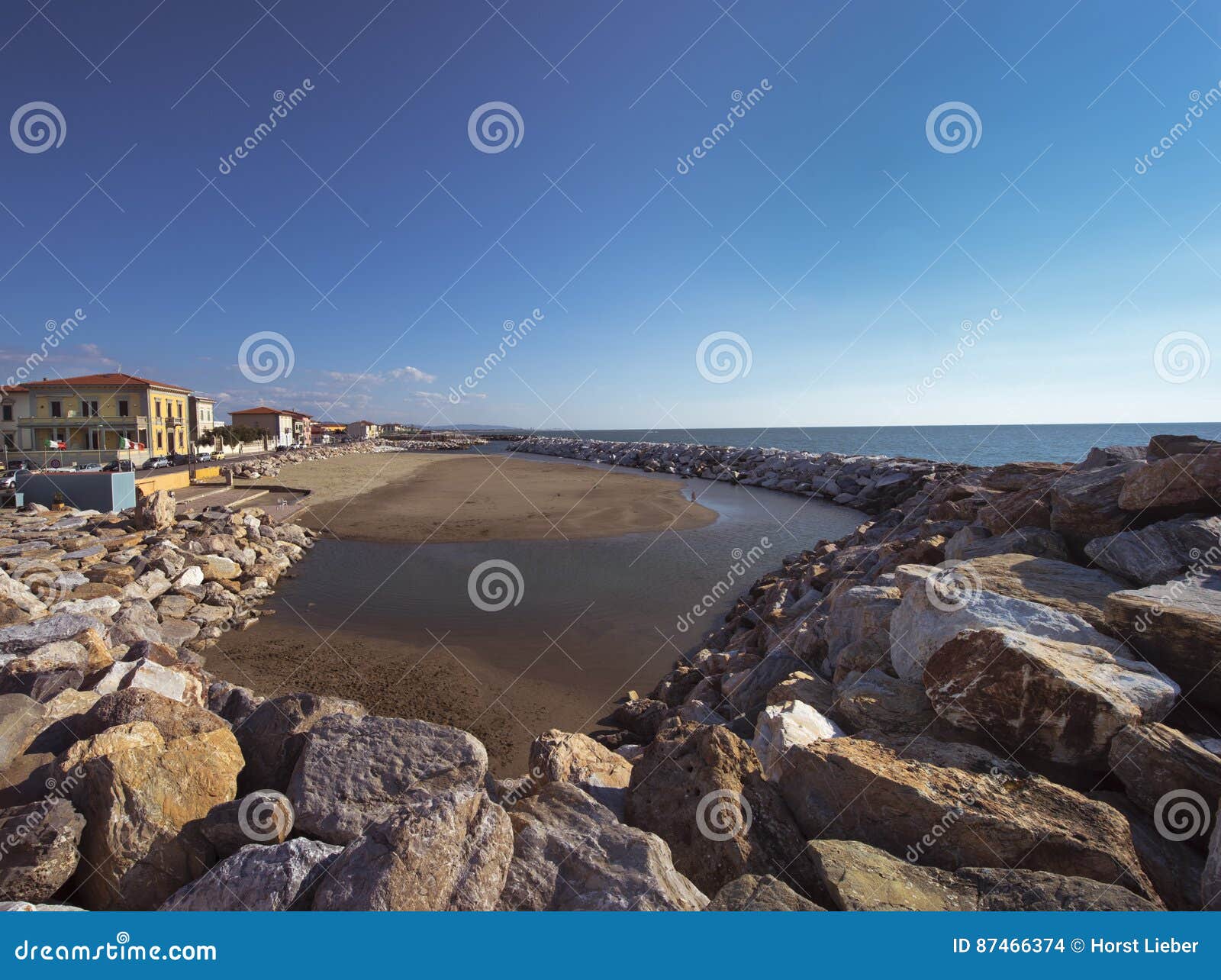 Pisa beach_Tuscany, Italia fotografia stock. Immagine di sabbia - 87466374