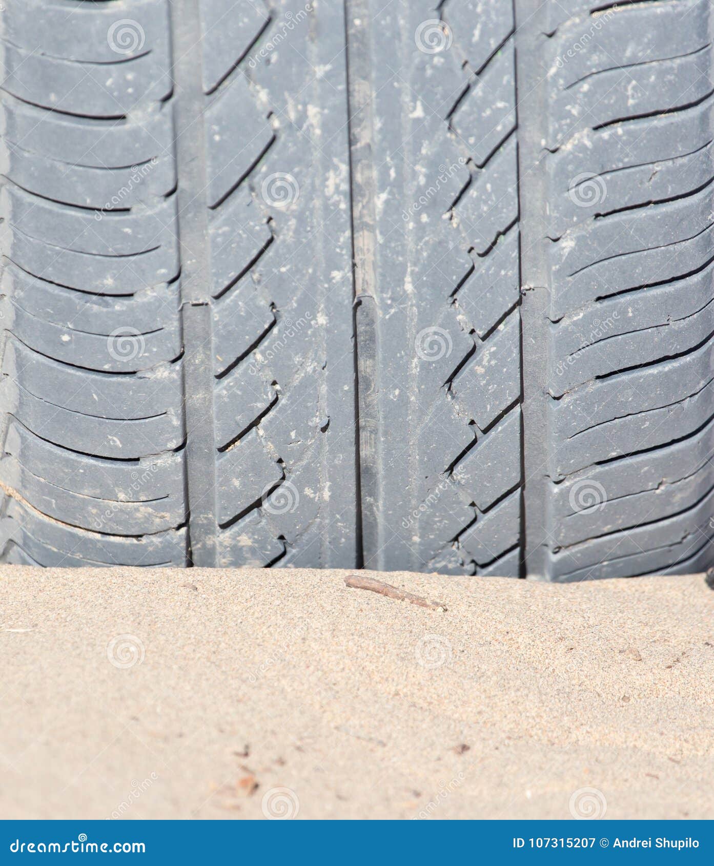 Pisada en la rueda imagen de archivo. Imagen de automotor - 107315207