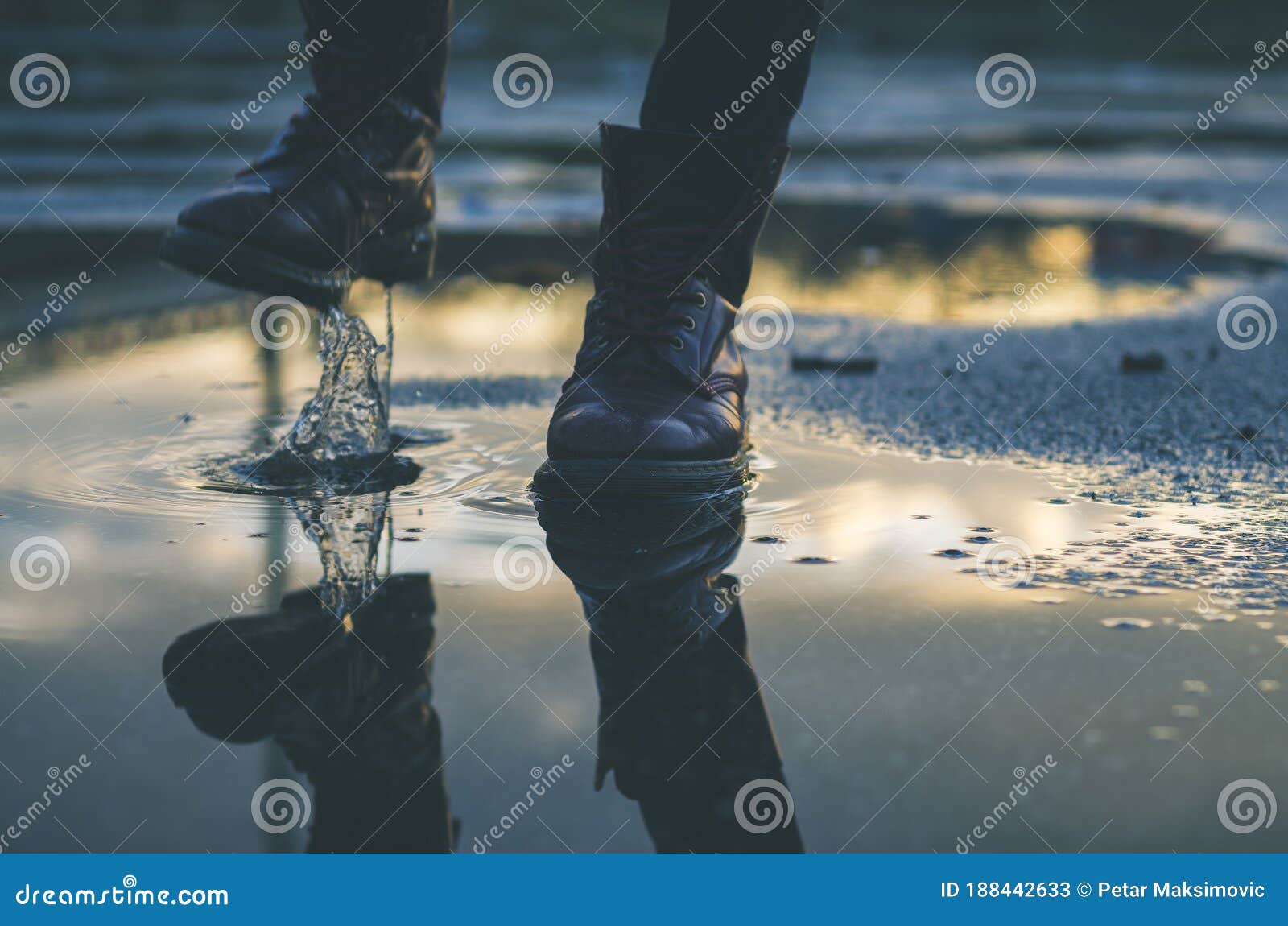 Pisar Y Salpicar En Charco Con Botas Imagen de archivo - Imagen de ...