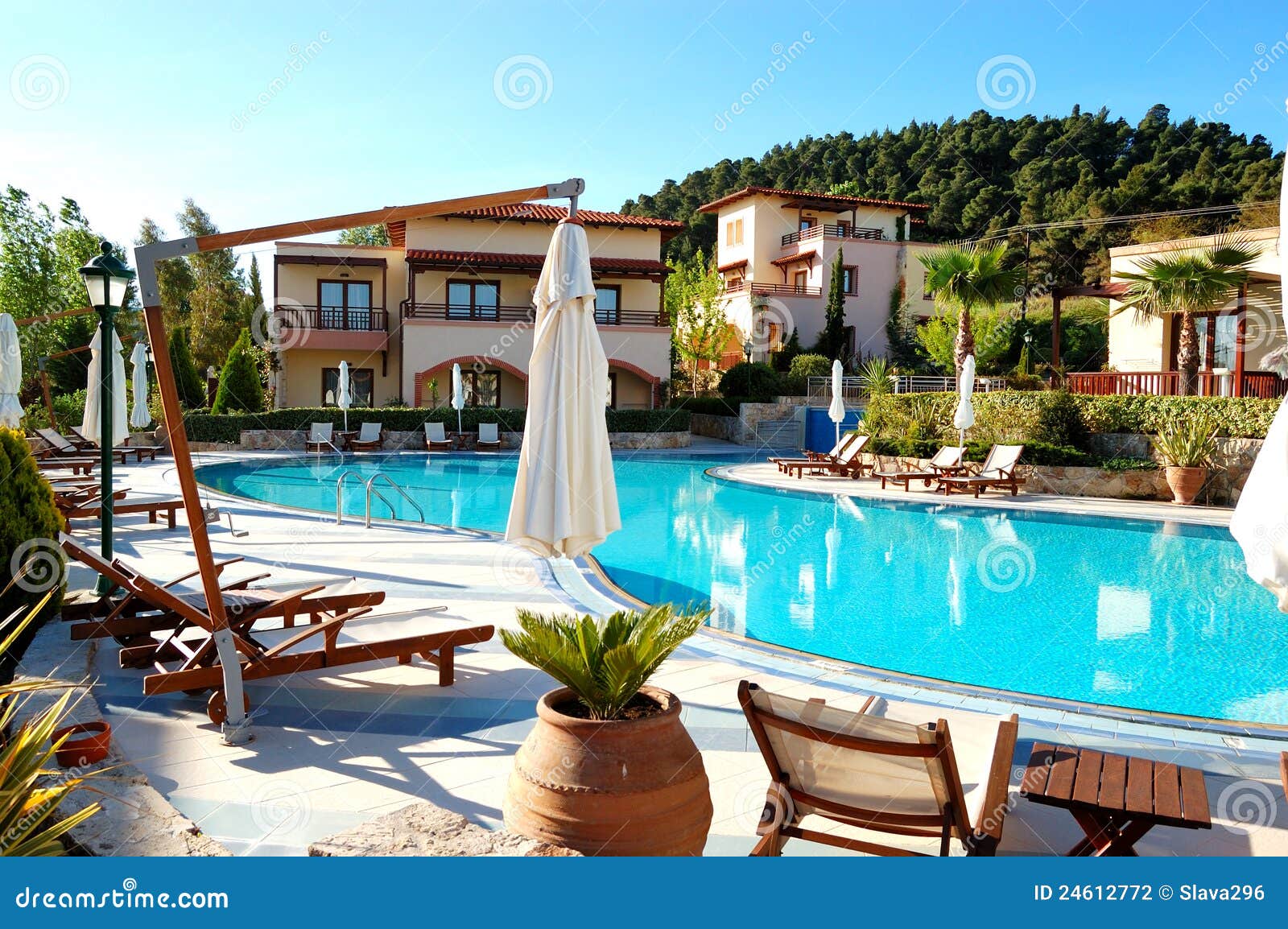 Piscina All'albergo Di Lusso Moderno Fotografia Stock - Immagine di ...