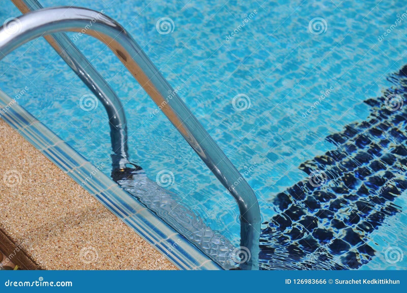 Piscina, Piscina Azul Con El Agua Potable Foto de archivo - Imagen de ...