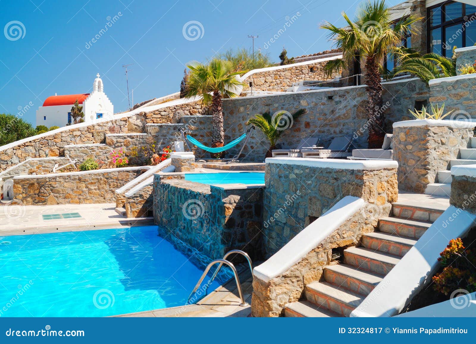 Piscina Com Etapas Da Rocha E a Capela Tradicional Pequena Imagem de ...