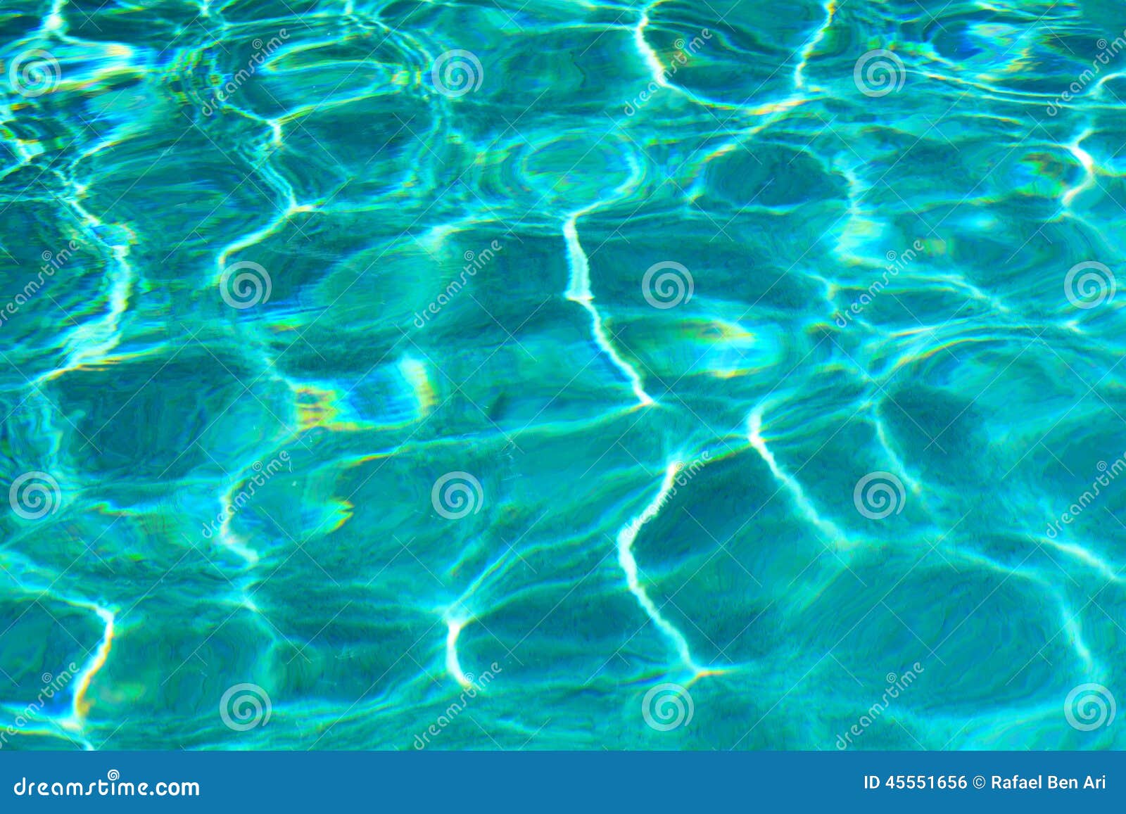 Piscina Con Color Claro De La Turquesa Foto de archivo - Imagen de ...